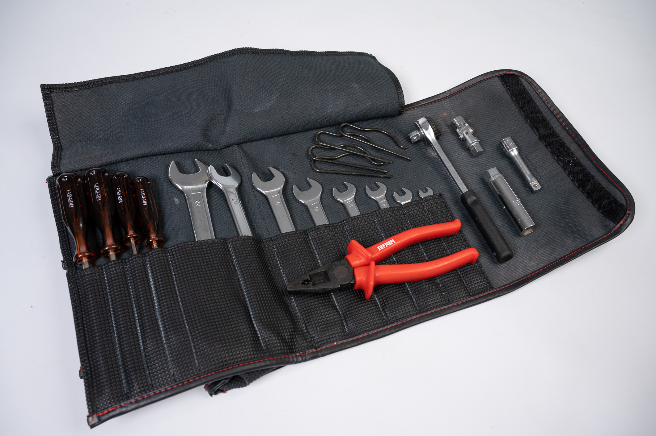 FACTORY TOOL KIT FOR FERRARI F40 for sale by auction in Poole, United ...