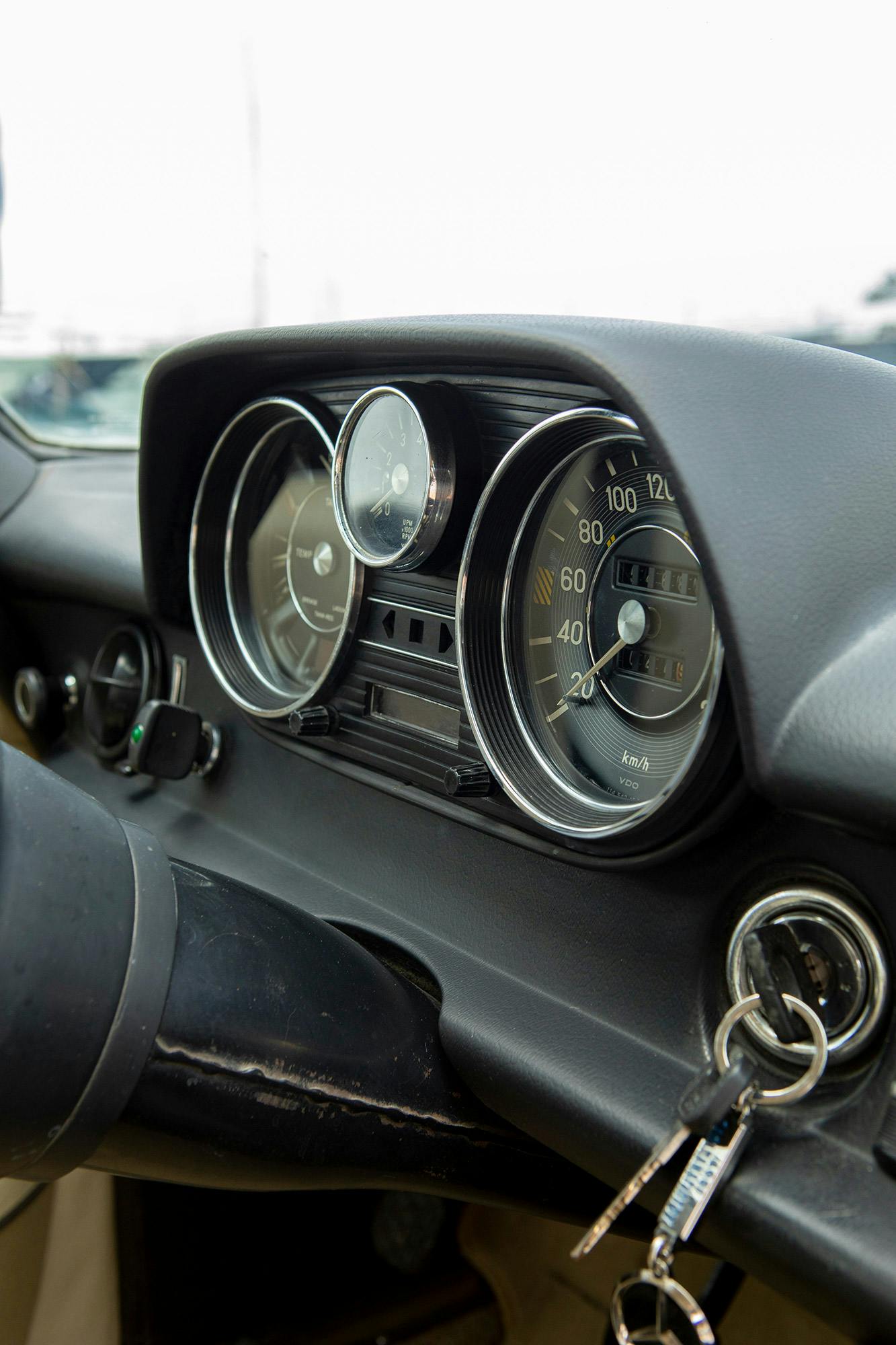 1973 MERCEDES-BENZ (W114) 250 CE