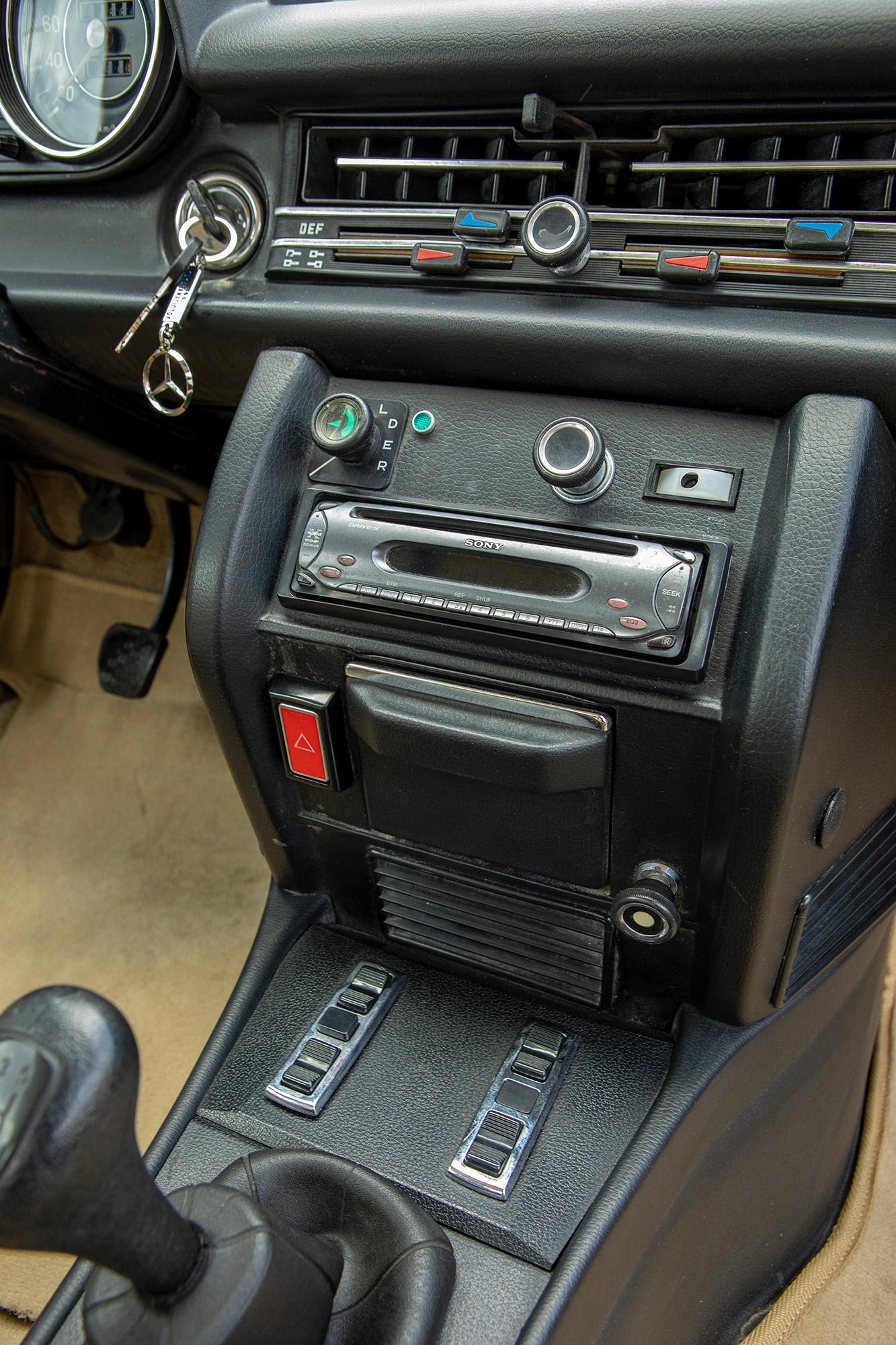 1973 MERCEDES-BENZ (W114) 250 CE