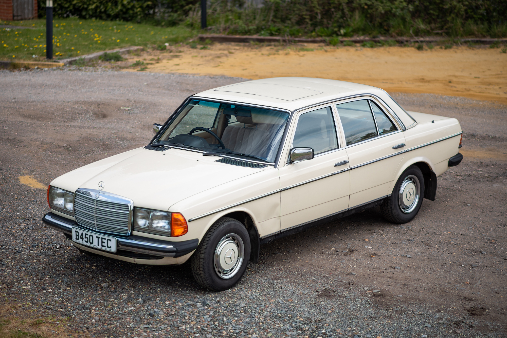 1985 MERCEDES-BENZ (W123) 200 for sale by auction in Watford, United ...