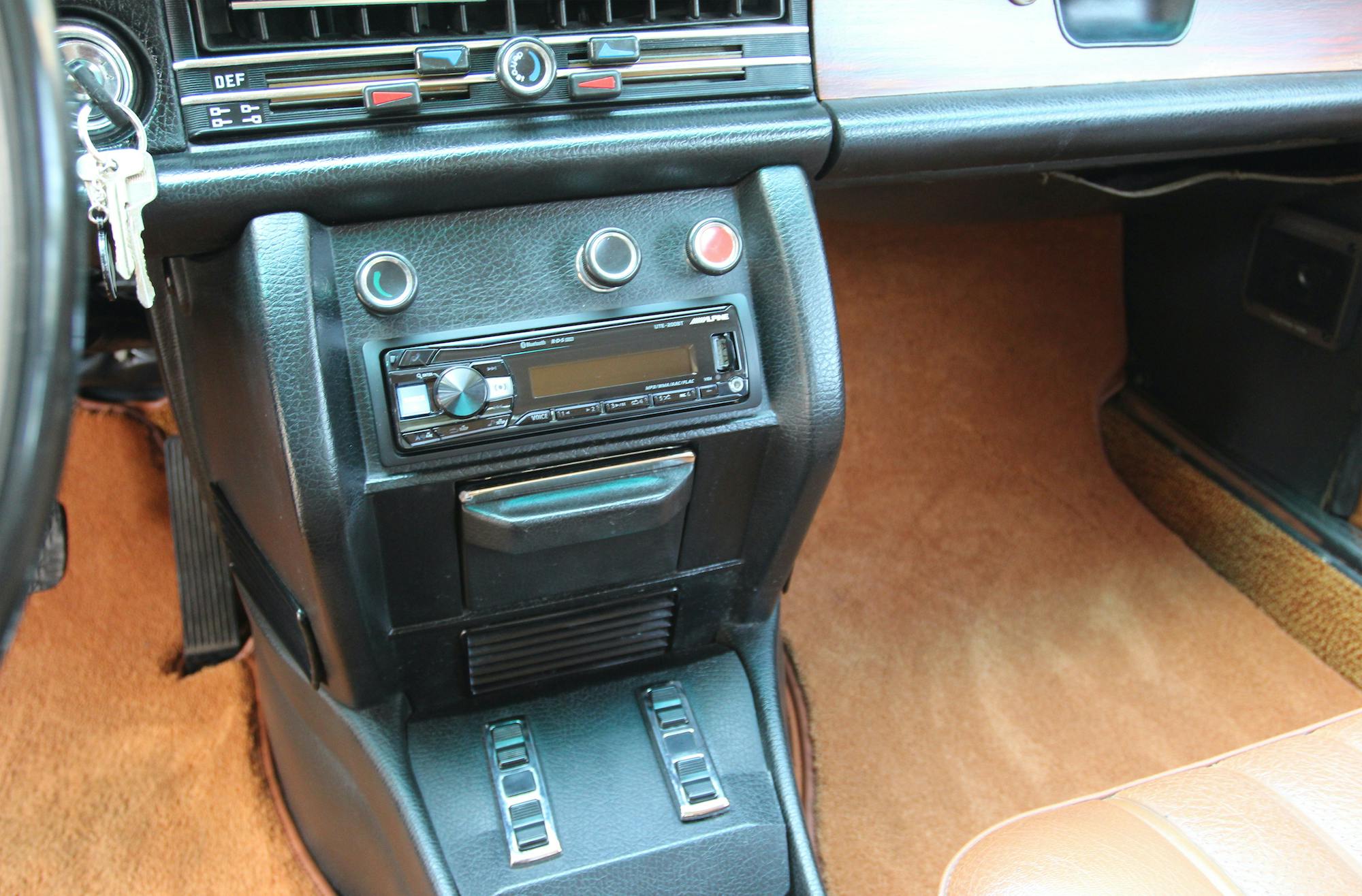 1970 MERCEDES-BENZ (W114) 250 C