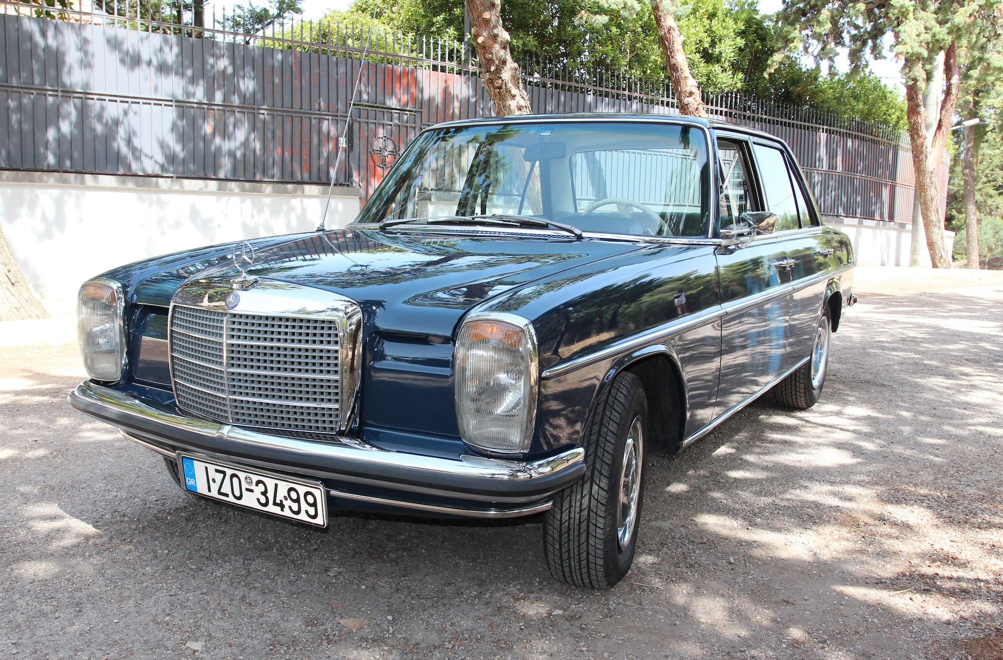 CHARITY AUCTION - 1971 MERCEDES-BENZ (W115) 220 SALOON