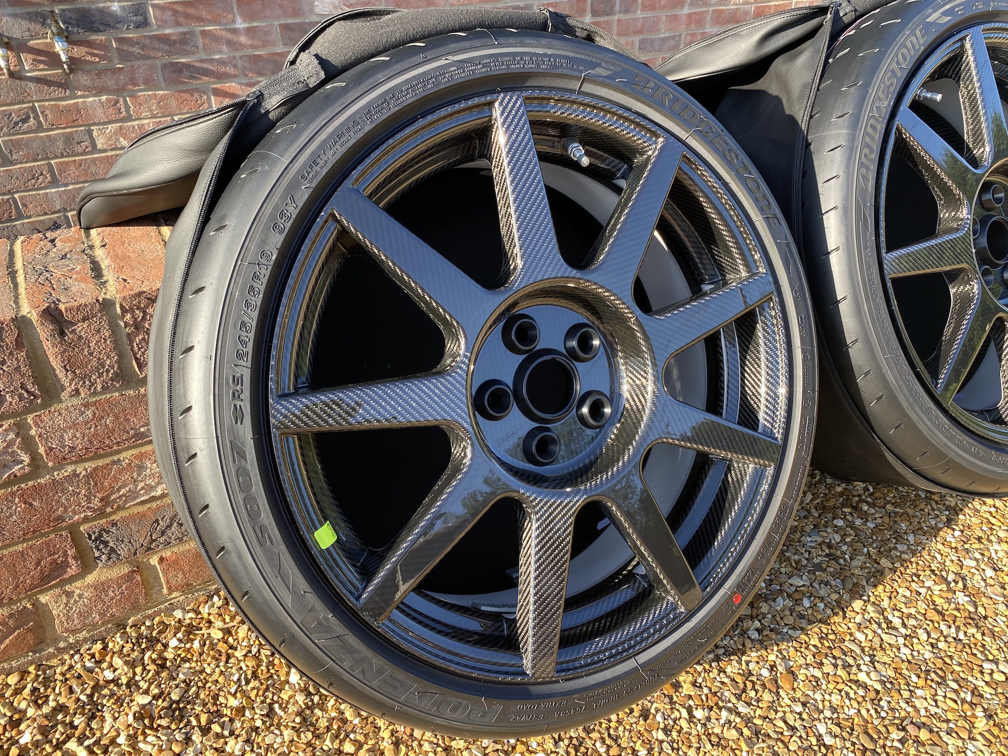 CARBON FIBRE RENAULTSPORT MEGANE TROPHY-R WHEELS