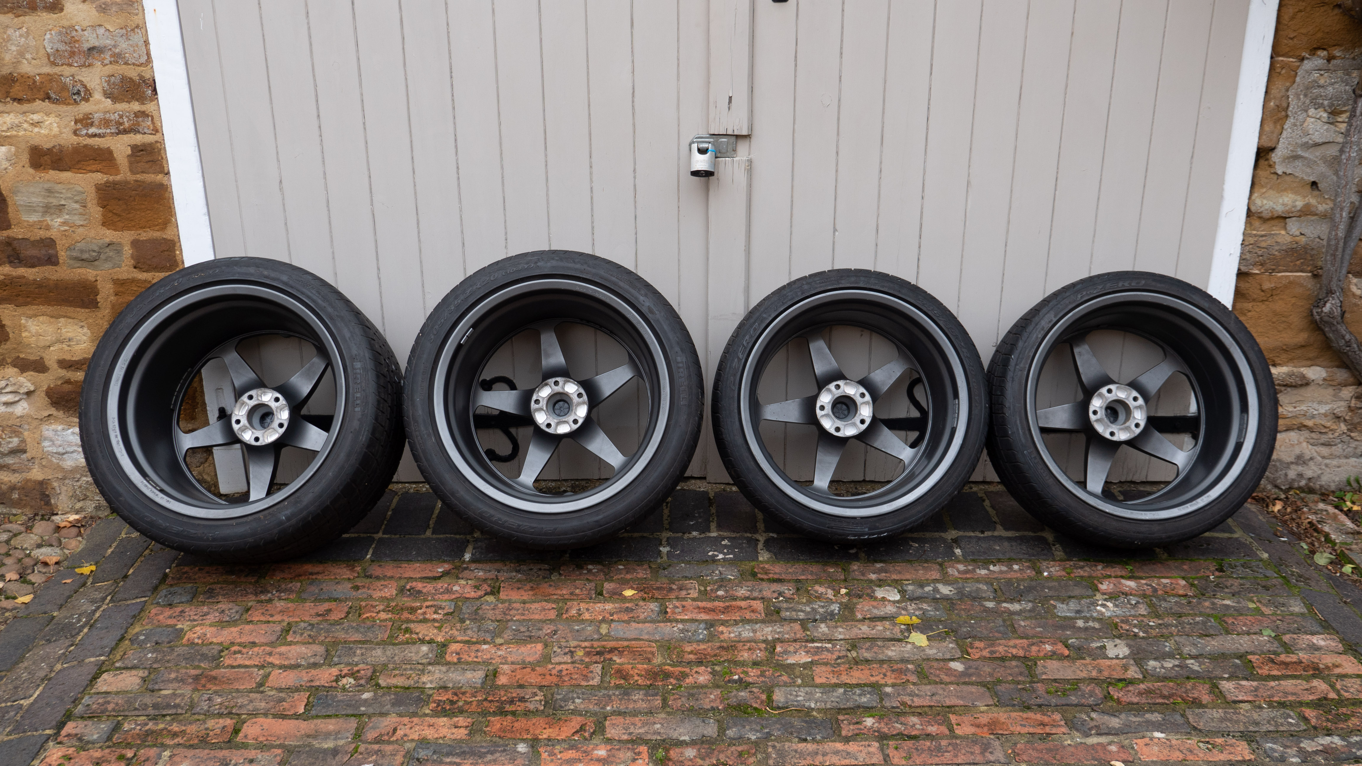 SET OF FERRARI 599 HGTE WHEELS AND TYRES
