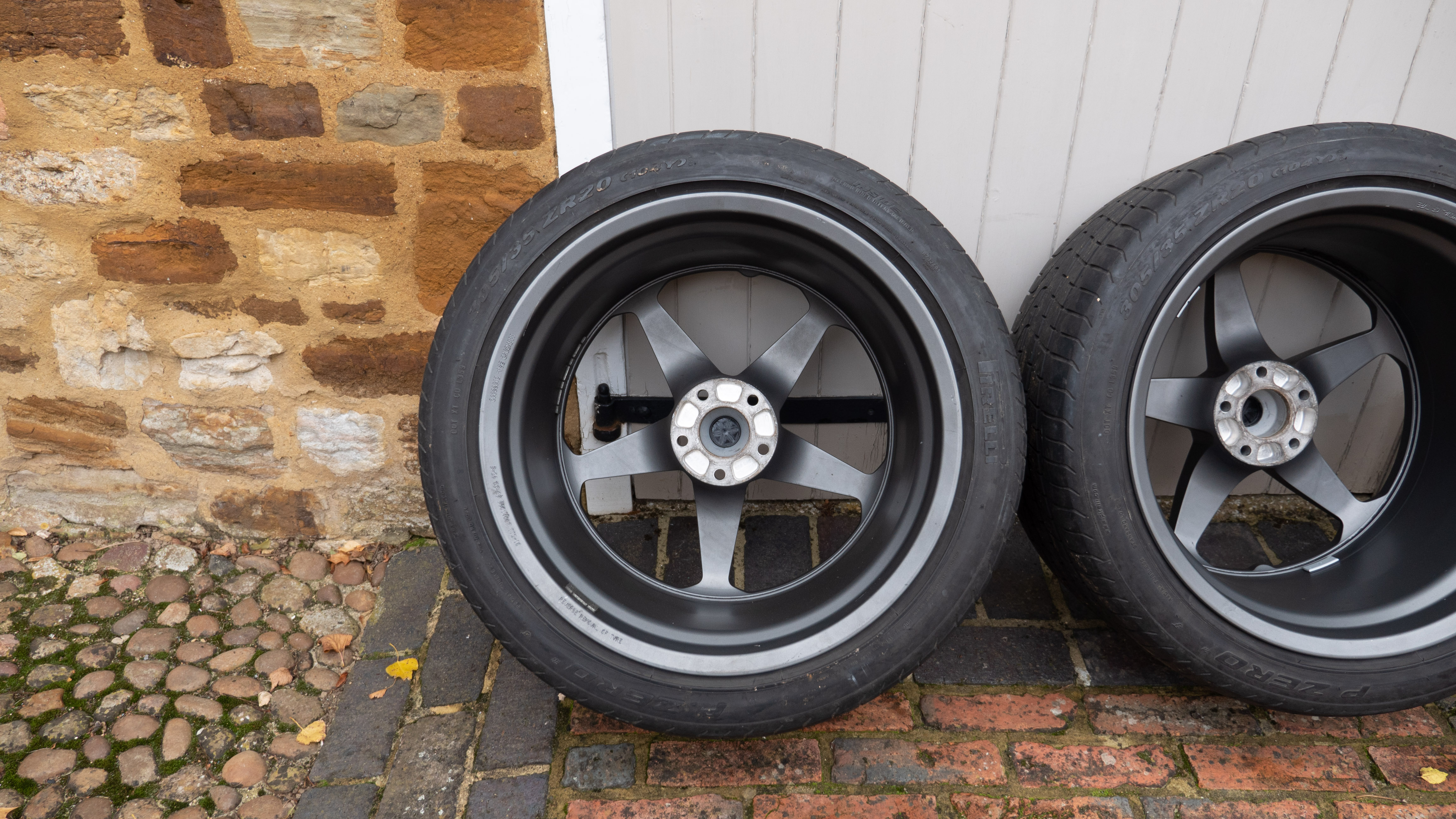 SET OF FERRARI 599 HGTE WHEELS AND TYRES