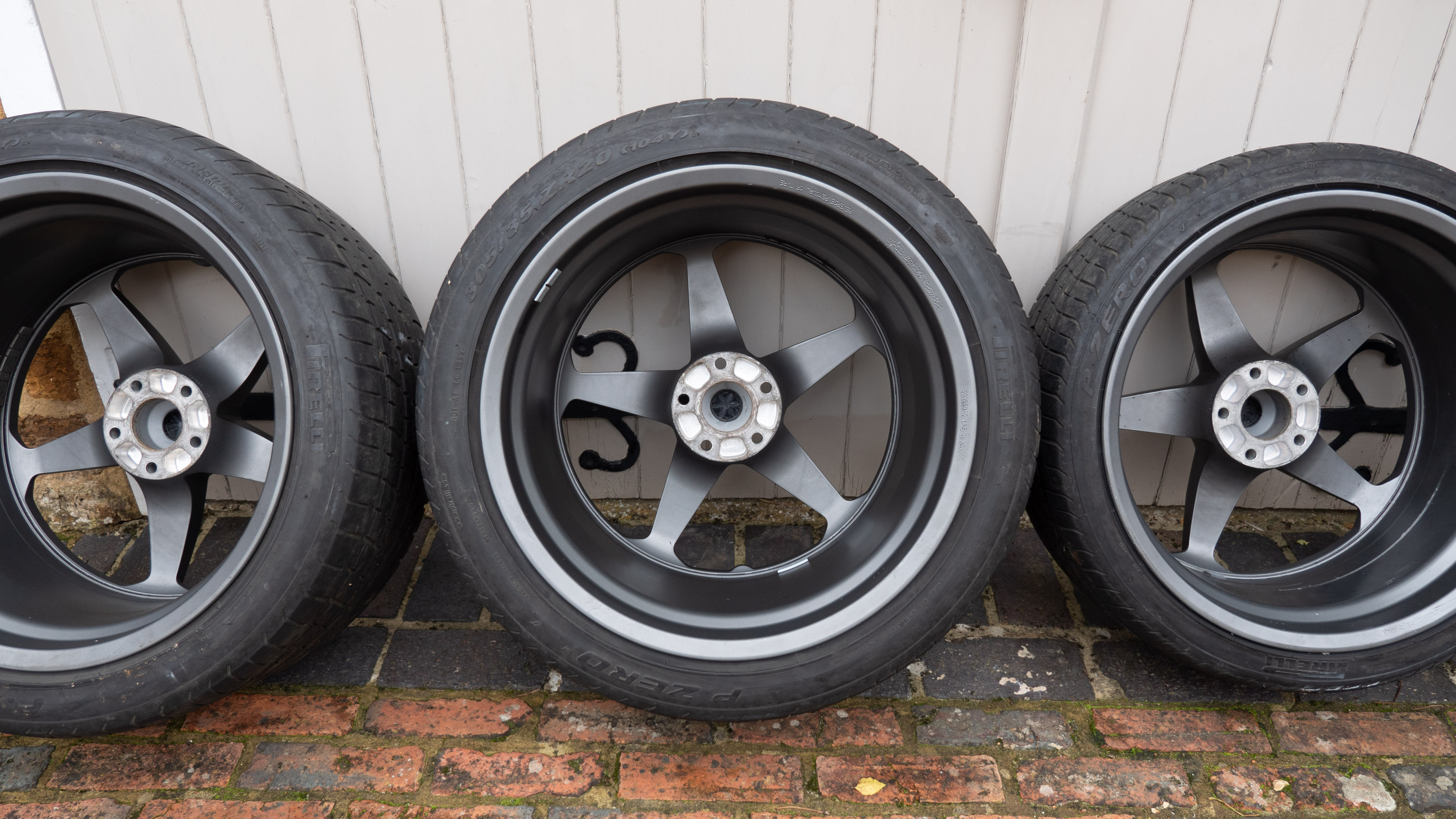 SET OF FERRARI 599 HGTE WHEELS AND TYRES