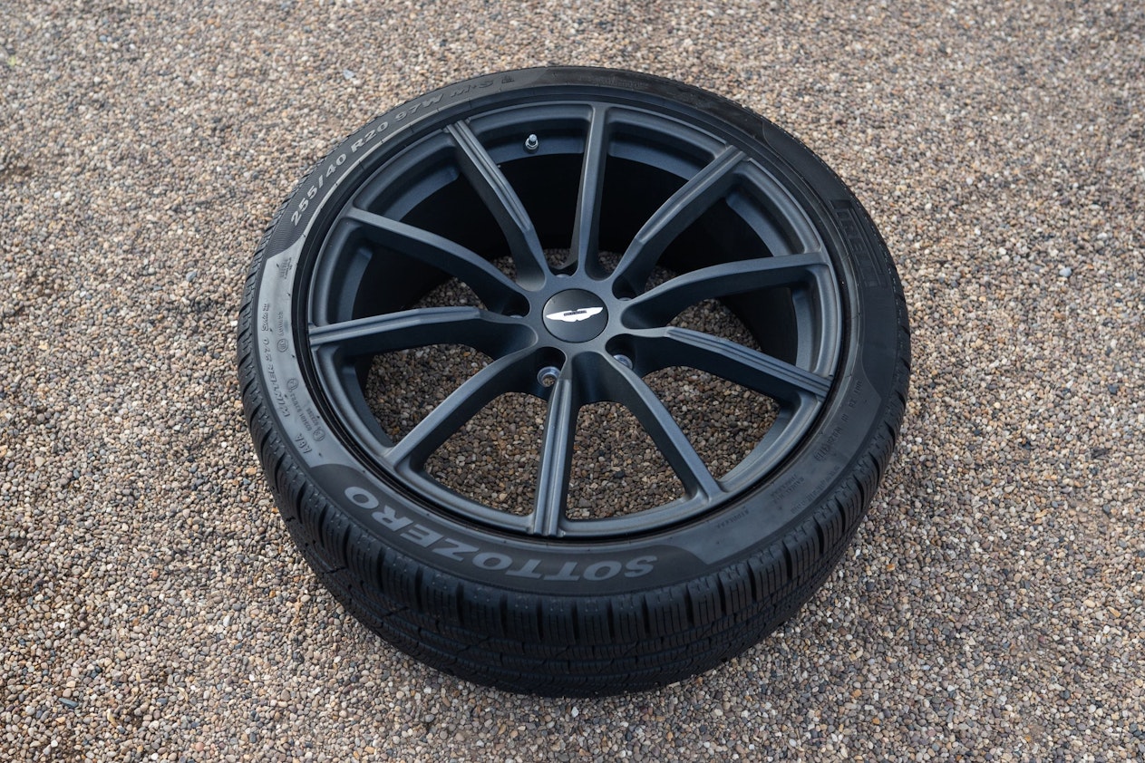 SET OF ASTON MARTIN VANTAGE WHEELS WITH WINTER TYRES