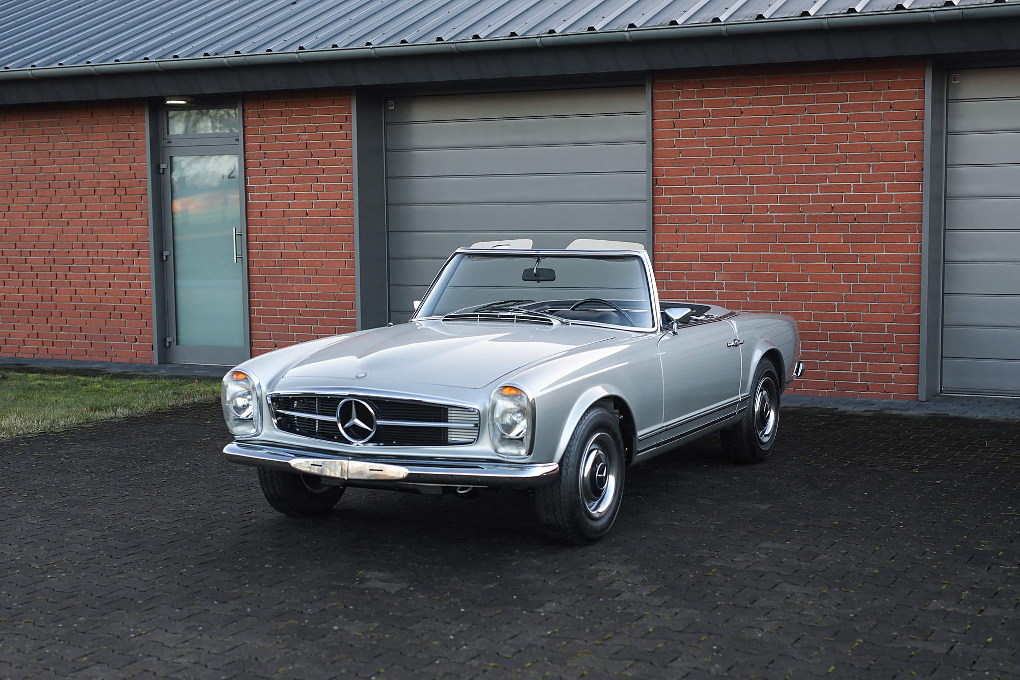 1967 MERCEDES-BENZ 250 SL PAGODA