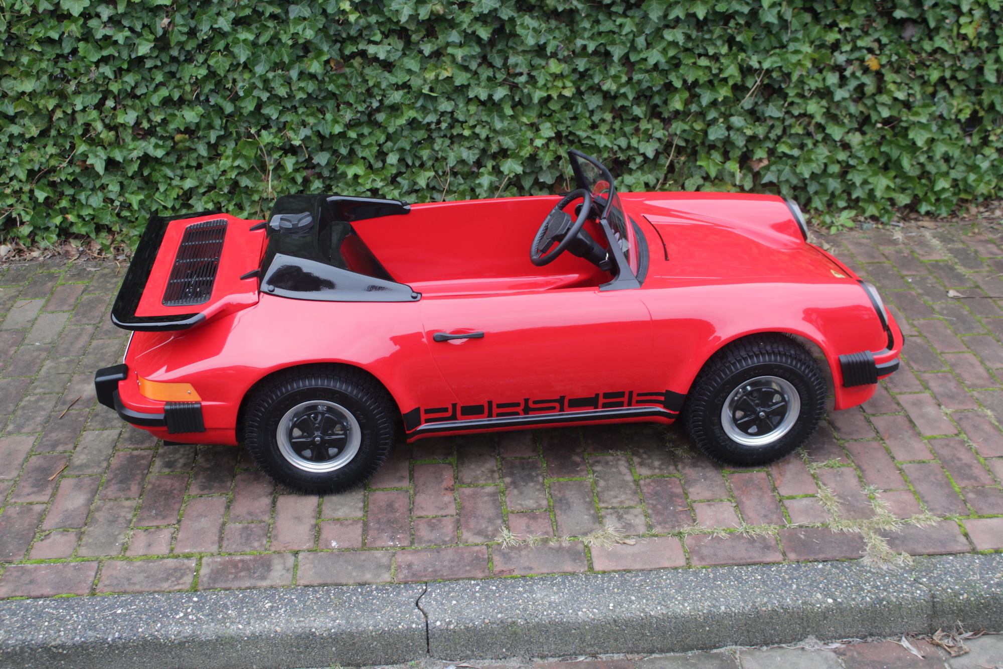 PORSCHE 911 CARRERA JUNIOR CHILDREN'S CAR