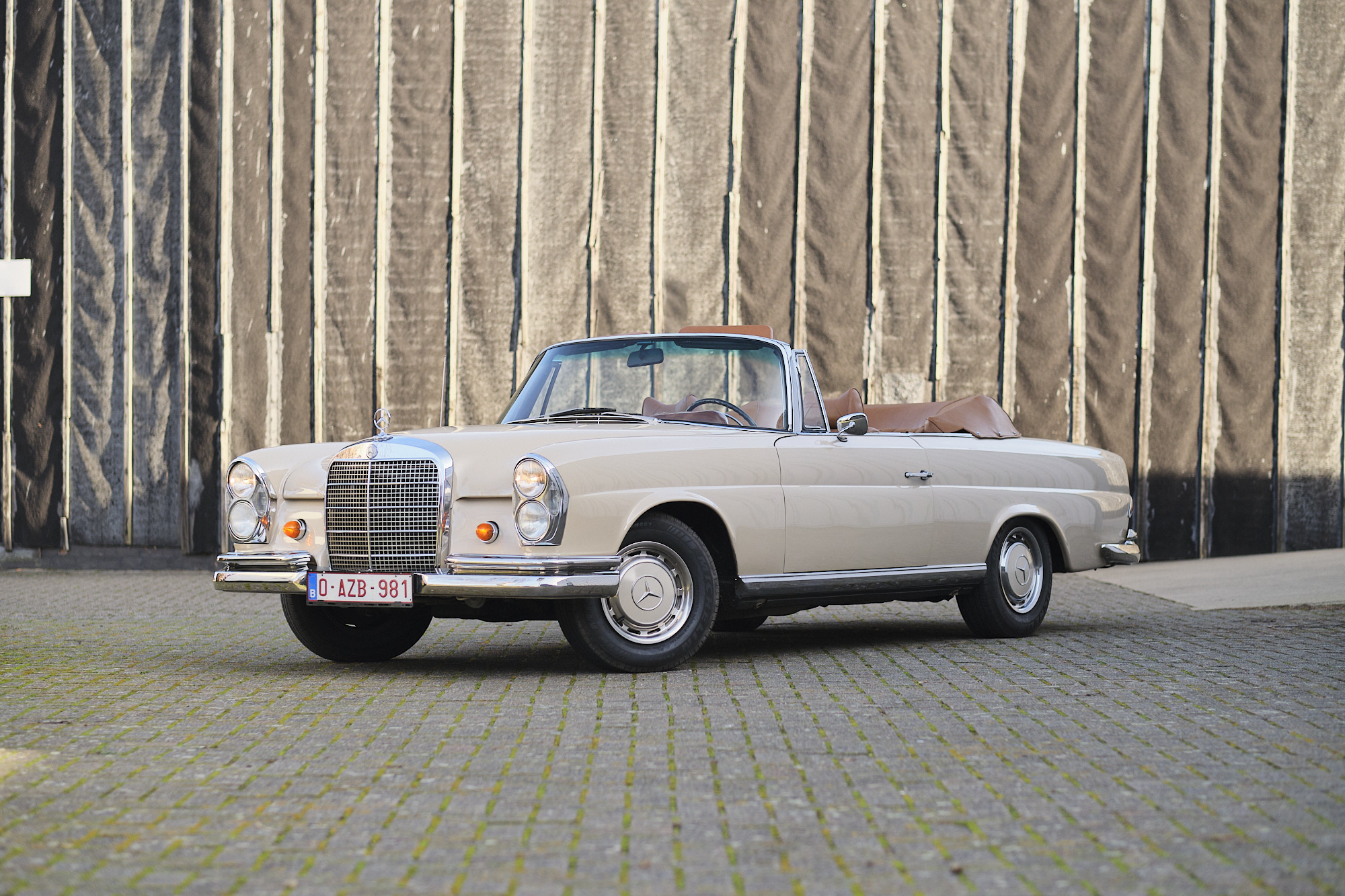 1967 MERCEDES-BENZ (W111) 250 SE CABRIOLET