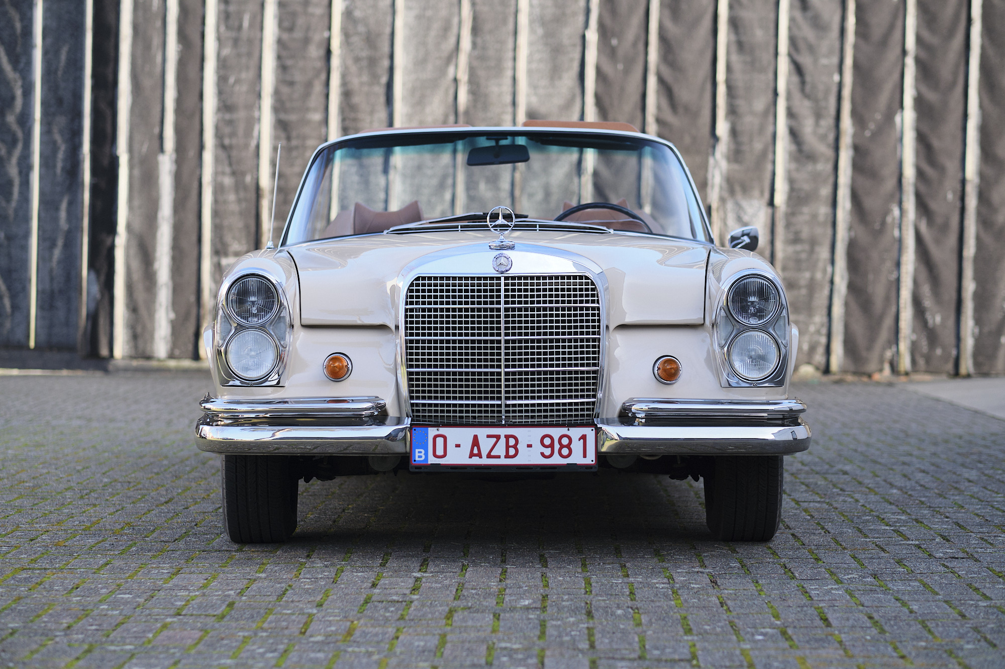 1967 MERCEDES-BENZ (W111) 250 SE CABRIOLET
