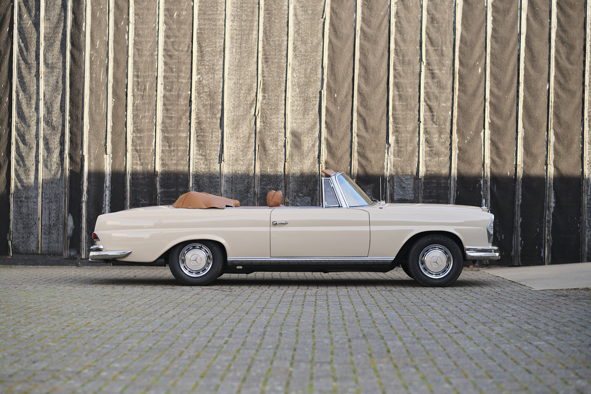 1967 MERCEDES-BENZ (W111) 250 SE CABRIOLET