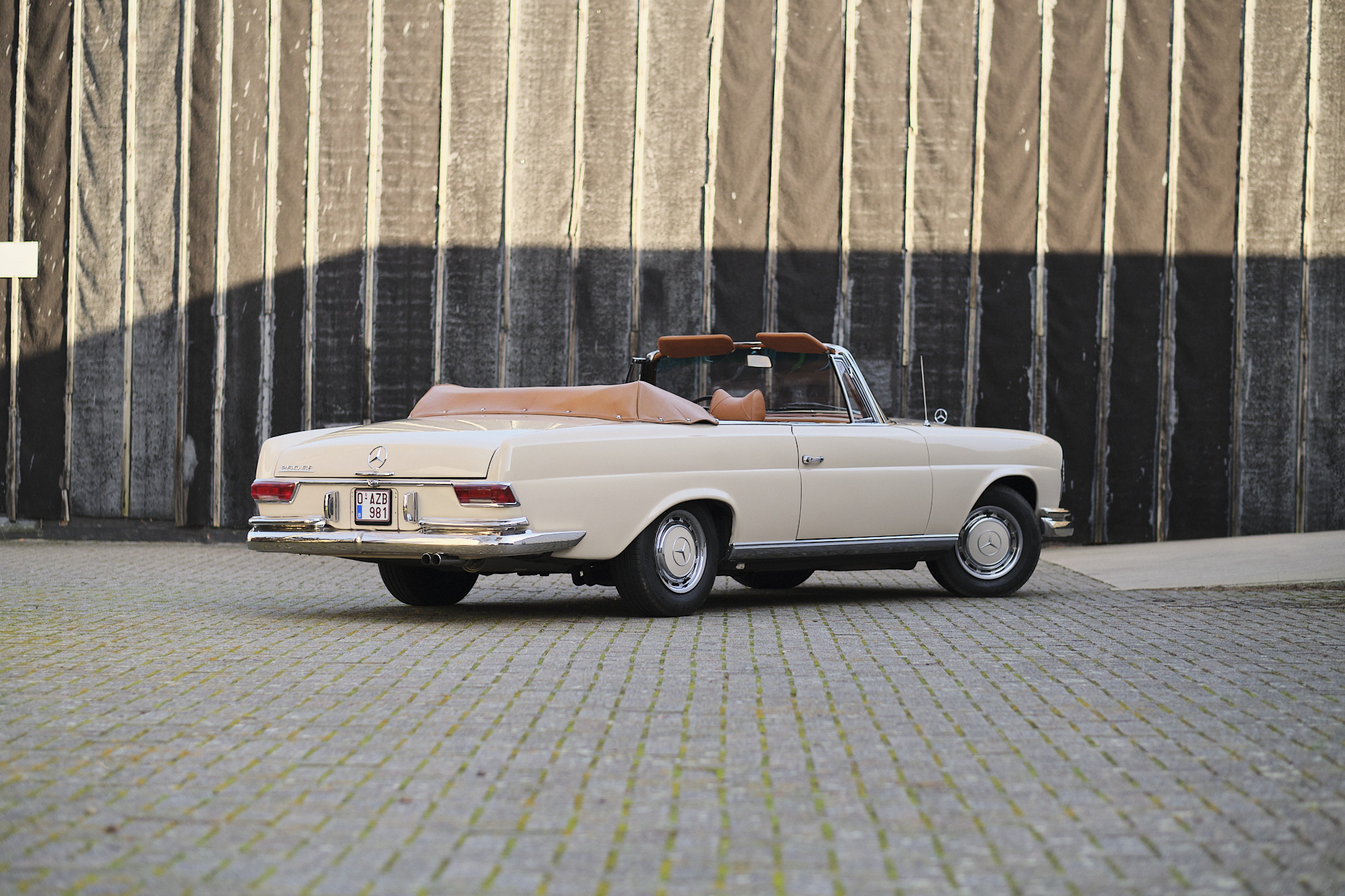1967 MERCEDES-BENZ (W111) 250 SE CABRIOLET
