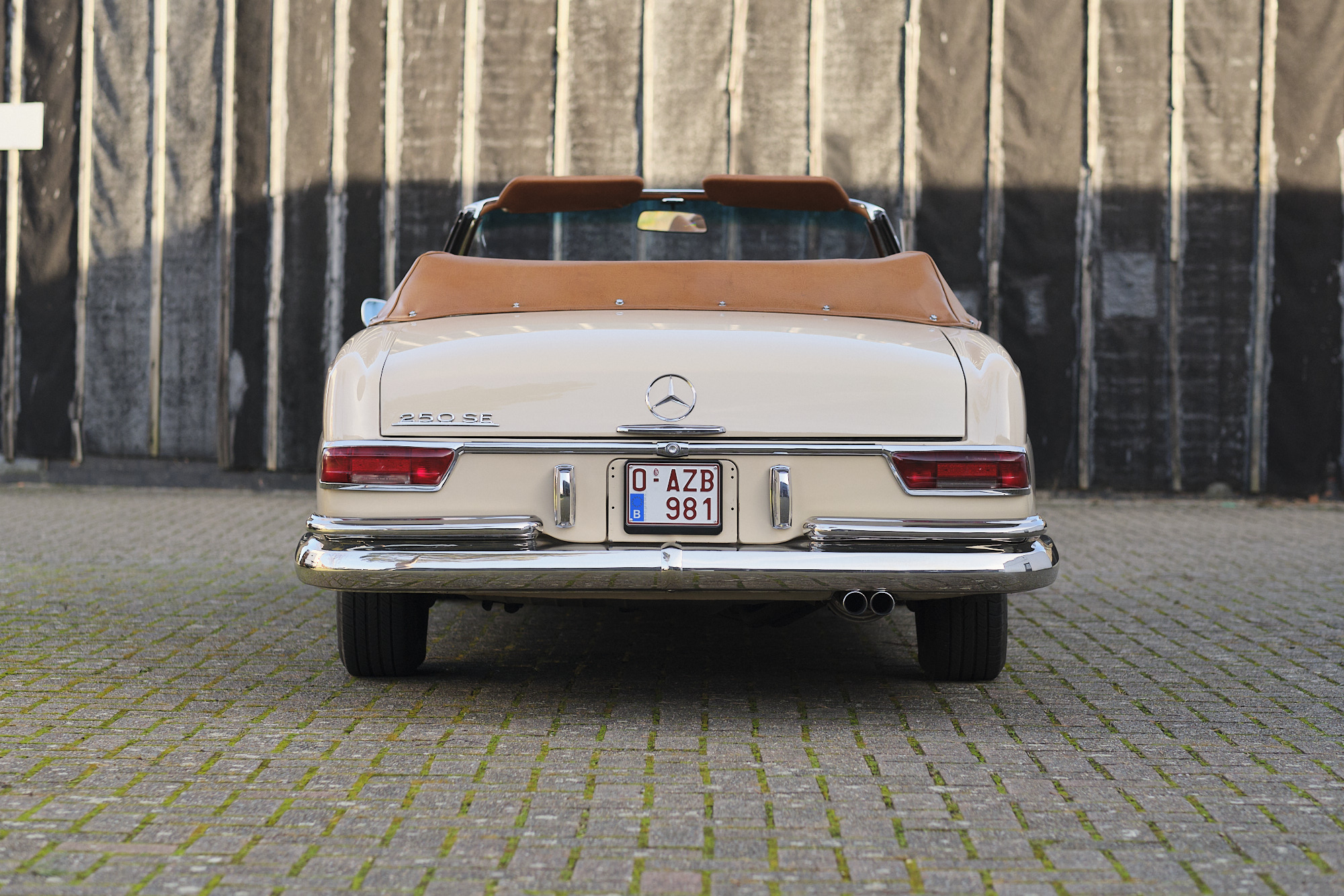 1967 MERCEDES-BENZ (W111) 250 SE CABRIOLET