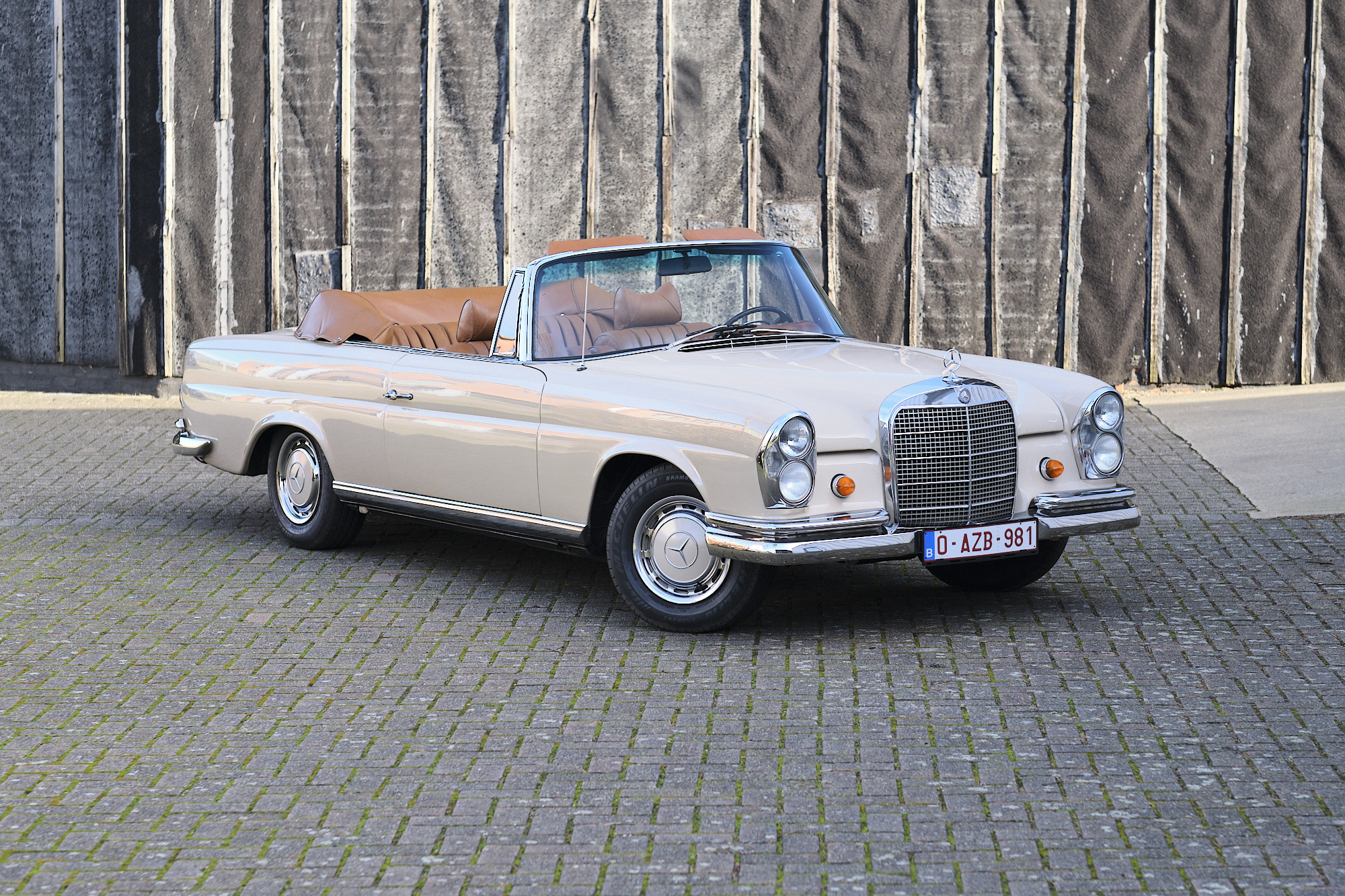 1967 MERCEDES-BENZ (W111) 250 SE CABRIOLET