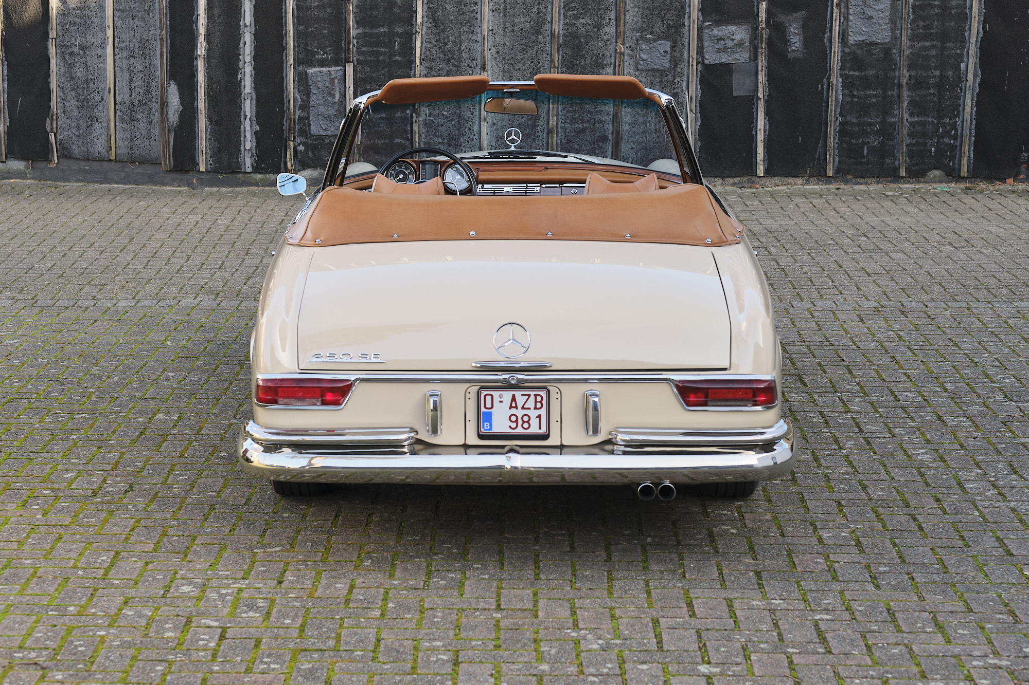 1967 MERCEDES-BENZ (W111) 250 SE CABRIOLET
