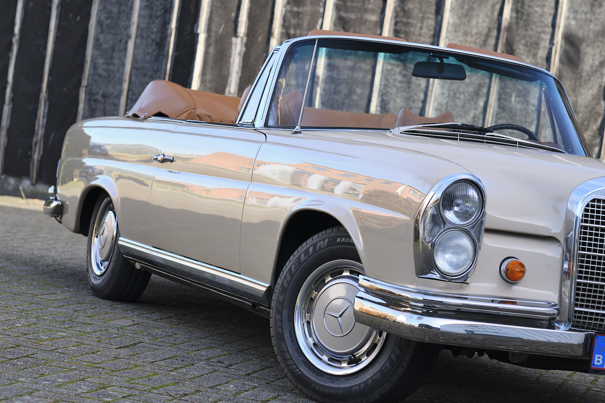 1967 MERCEDES-BENZ (W111) 250 SE CABRIOLET