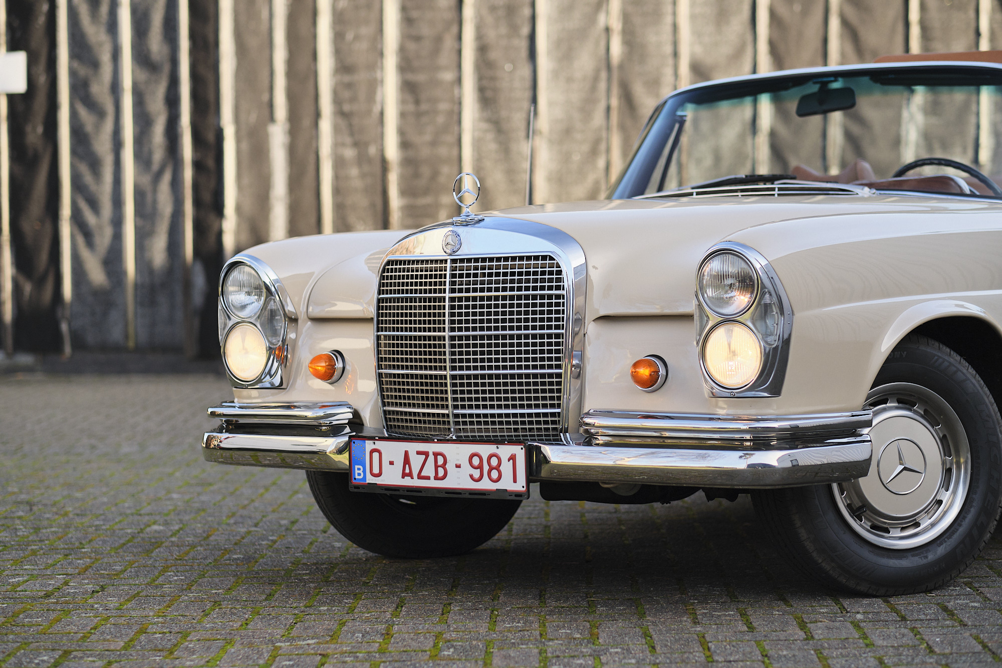 1967 MERCEDES-BENZ (W111) 250 SE CABRIOLET