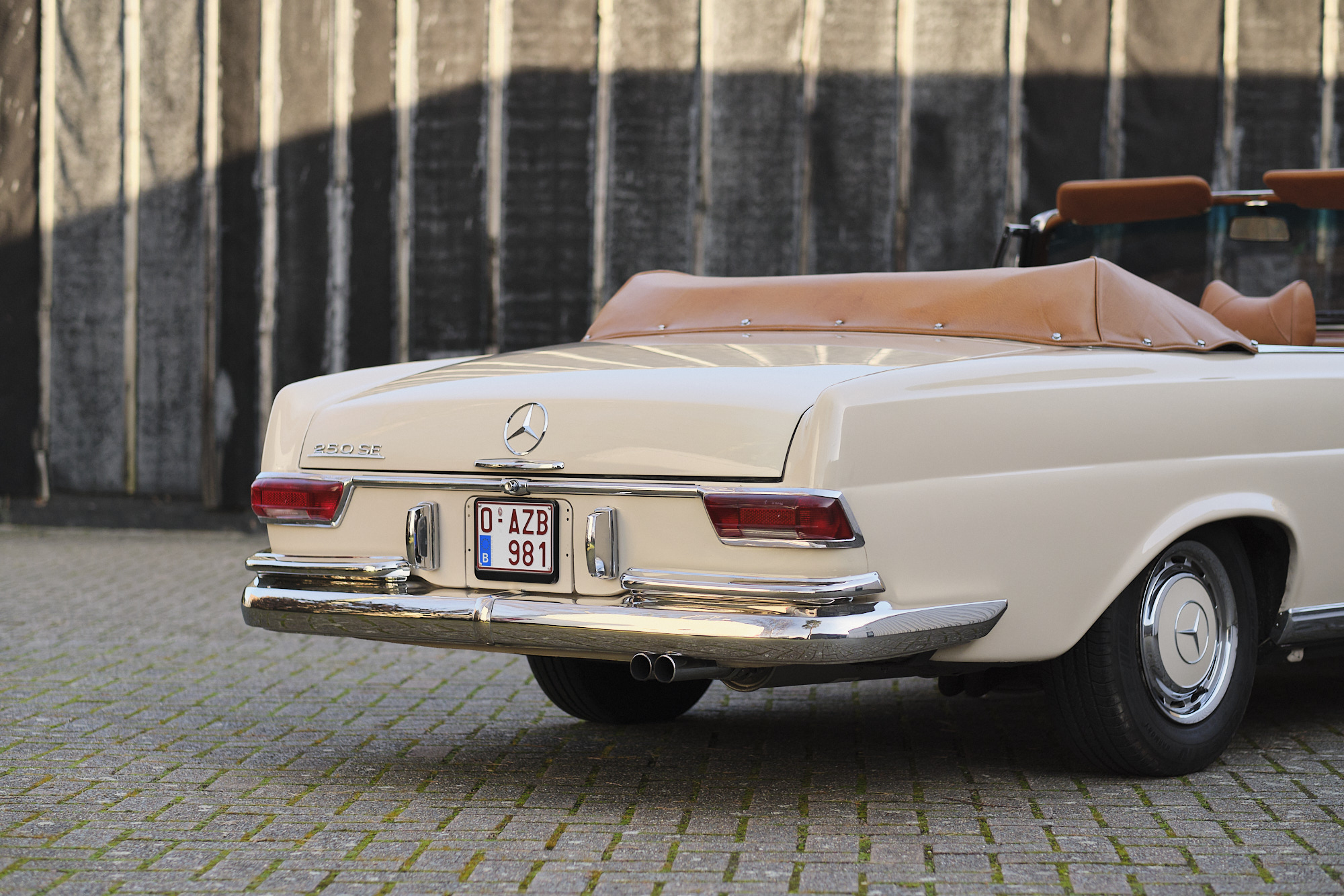 1967 MERCEDES-BENZ (W111) 250 SE CABRIOLET