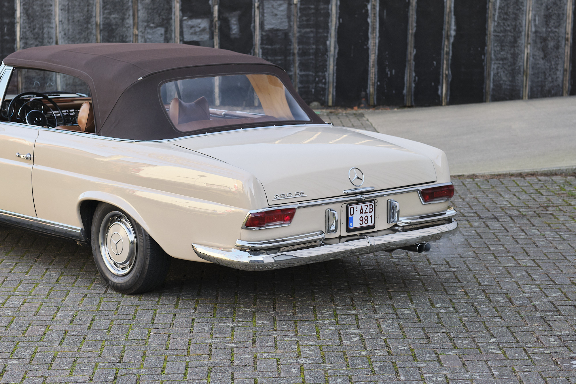 1967 MERCEDES-BENZ (W111) 250 SE CABRIOLET