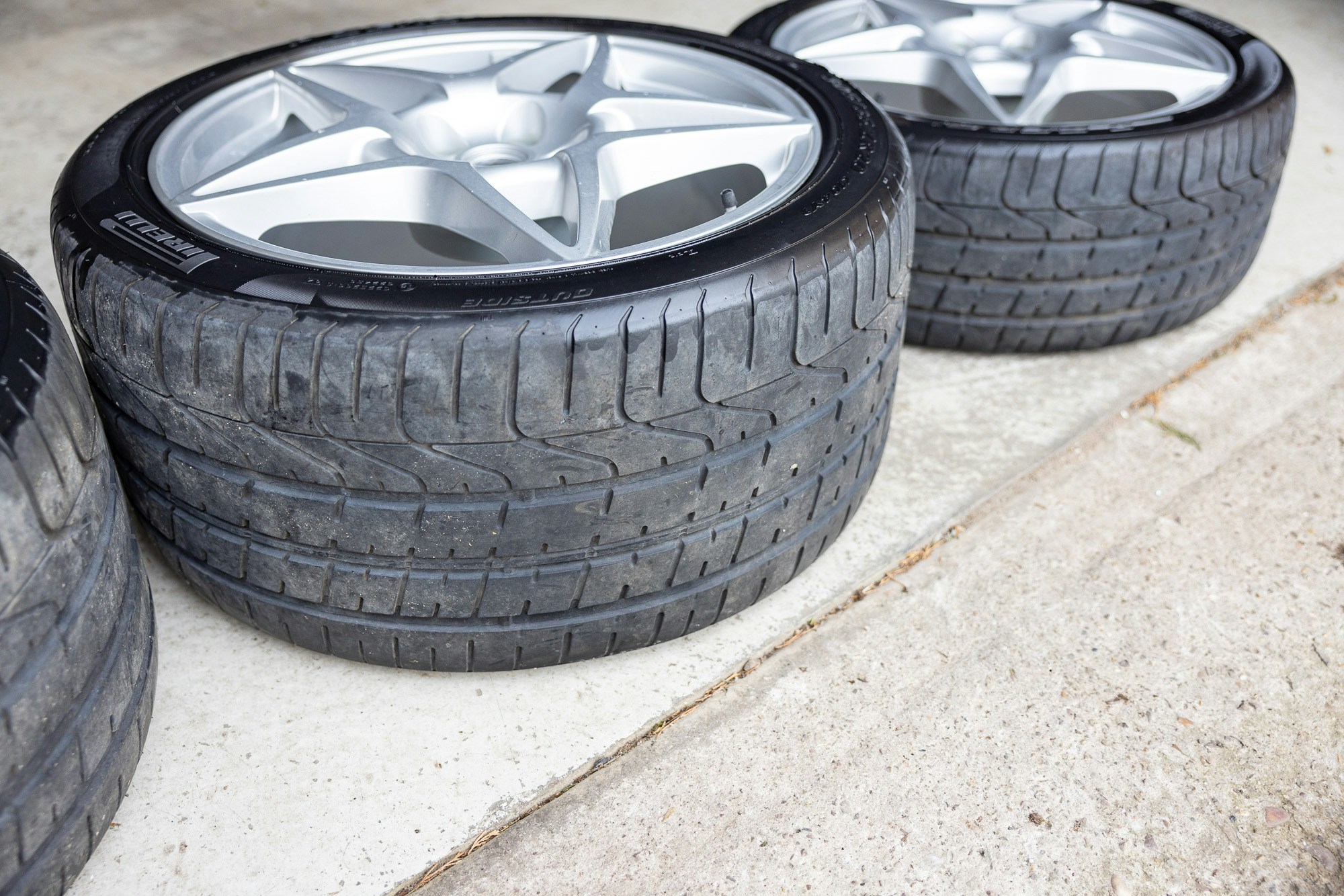 SET OF FERRARI 599 WHEELS AND TYRES