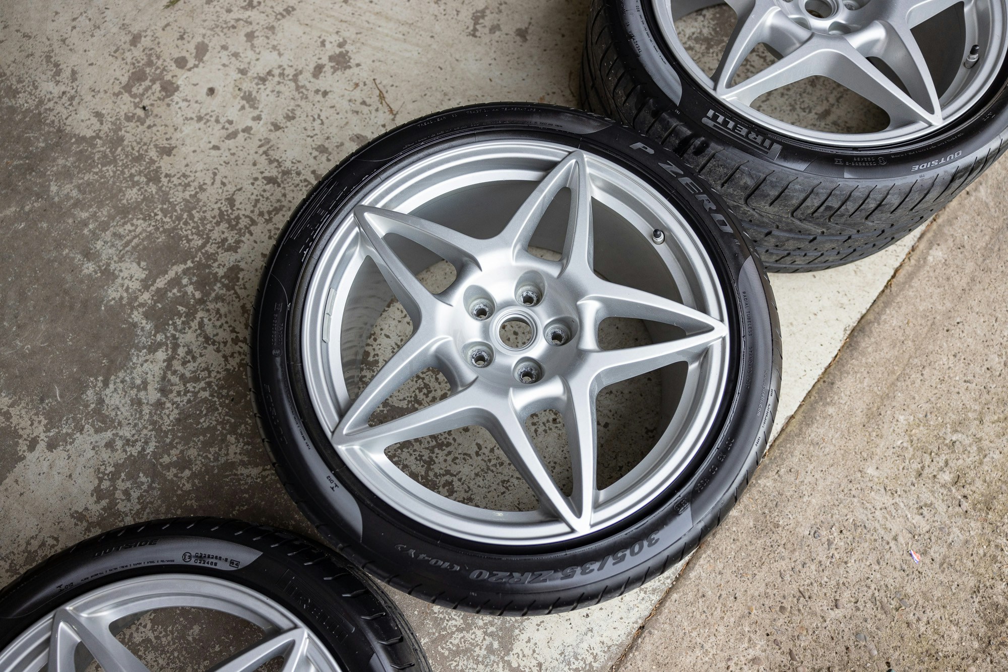 SET OF FERRARI 599 WHEELS AND TYRES