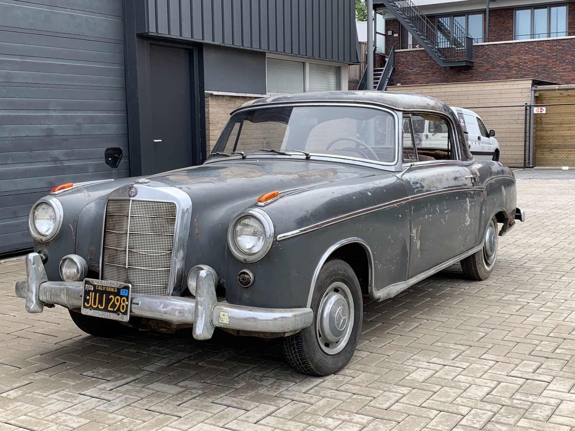 1957 MERCEDES-BENZ (W180) 220 S PONTON COUPE