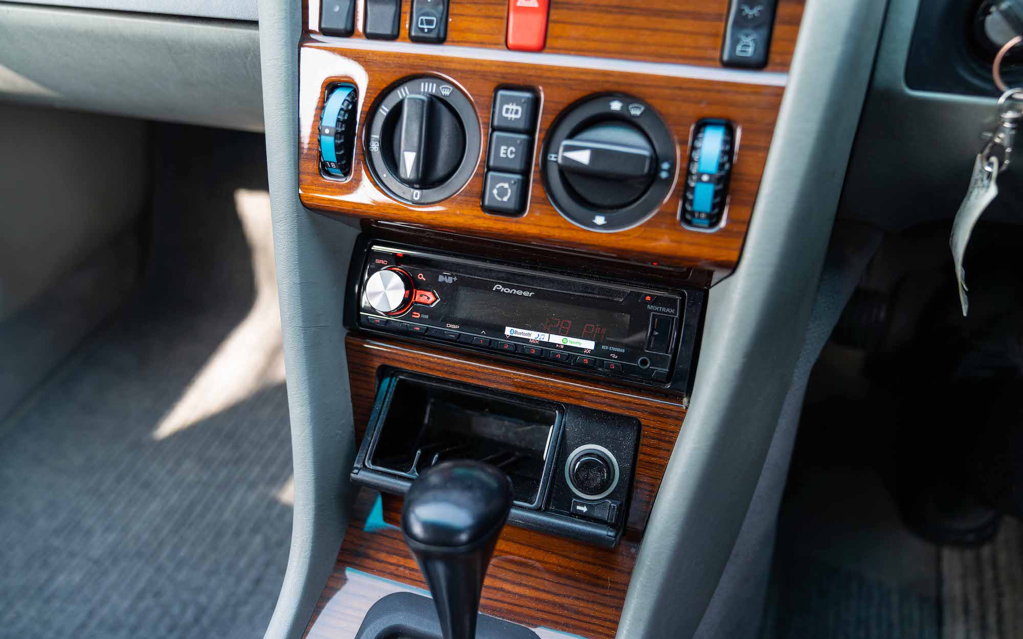 1995 MERCEDES-BENZ (W124) E220