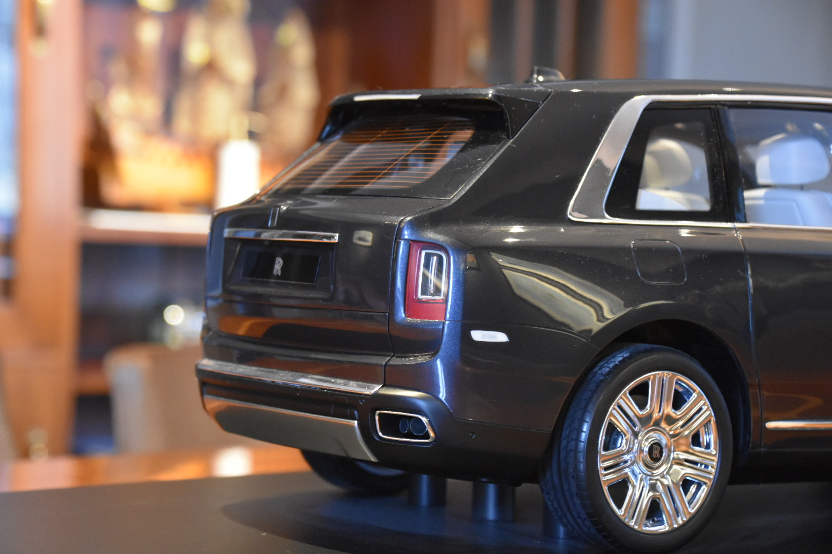 ROLLS-ROYCE CULLINAN 1:8 SCALE MODEL