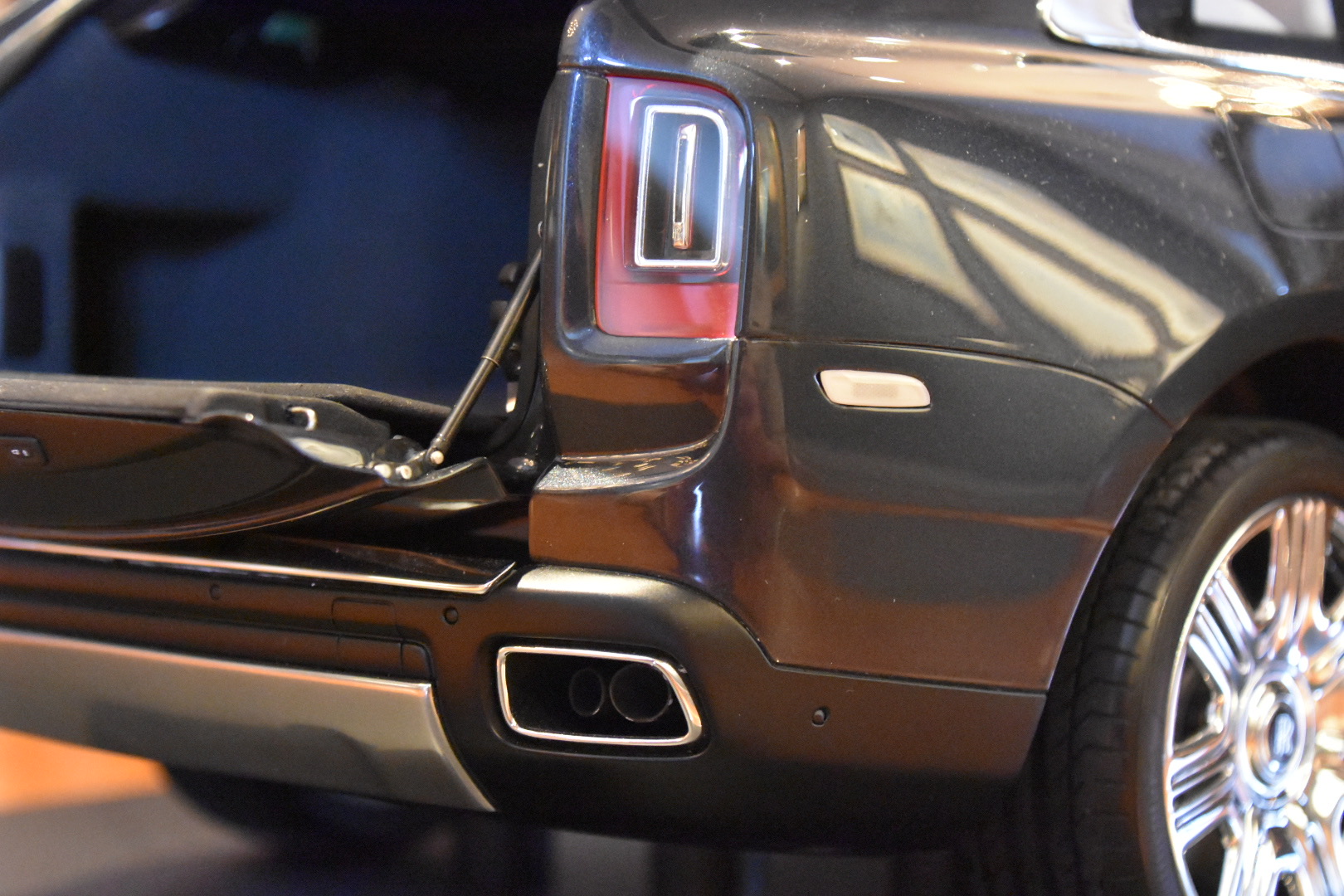 ROLLS-ROYCE CULLINAN 1:8 SCALE MODEL