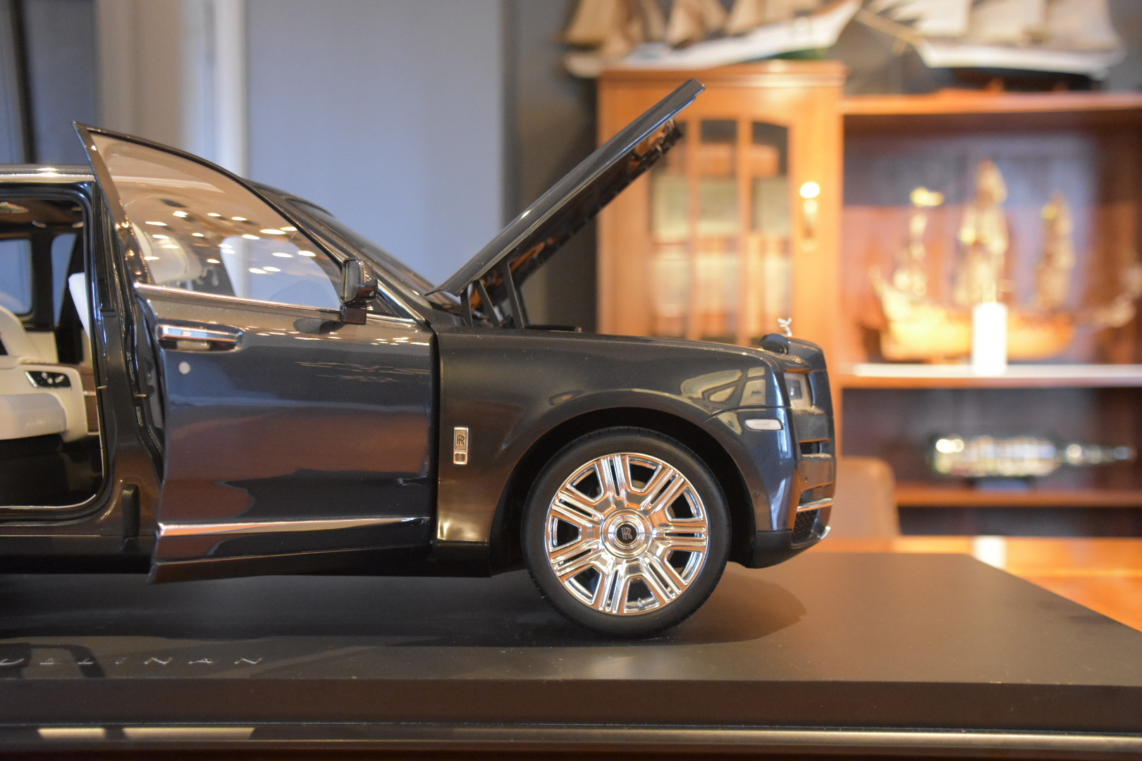 ROLLS-ROYCE CULLINAN 1:8 SCALE MODEL