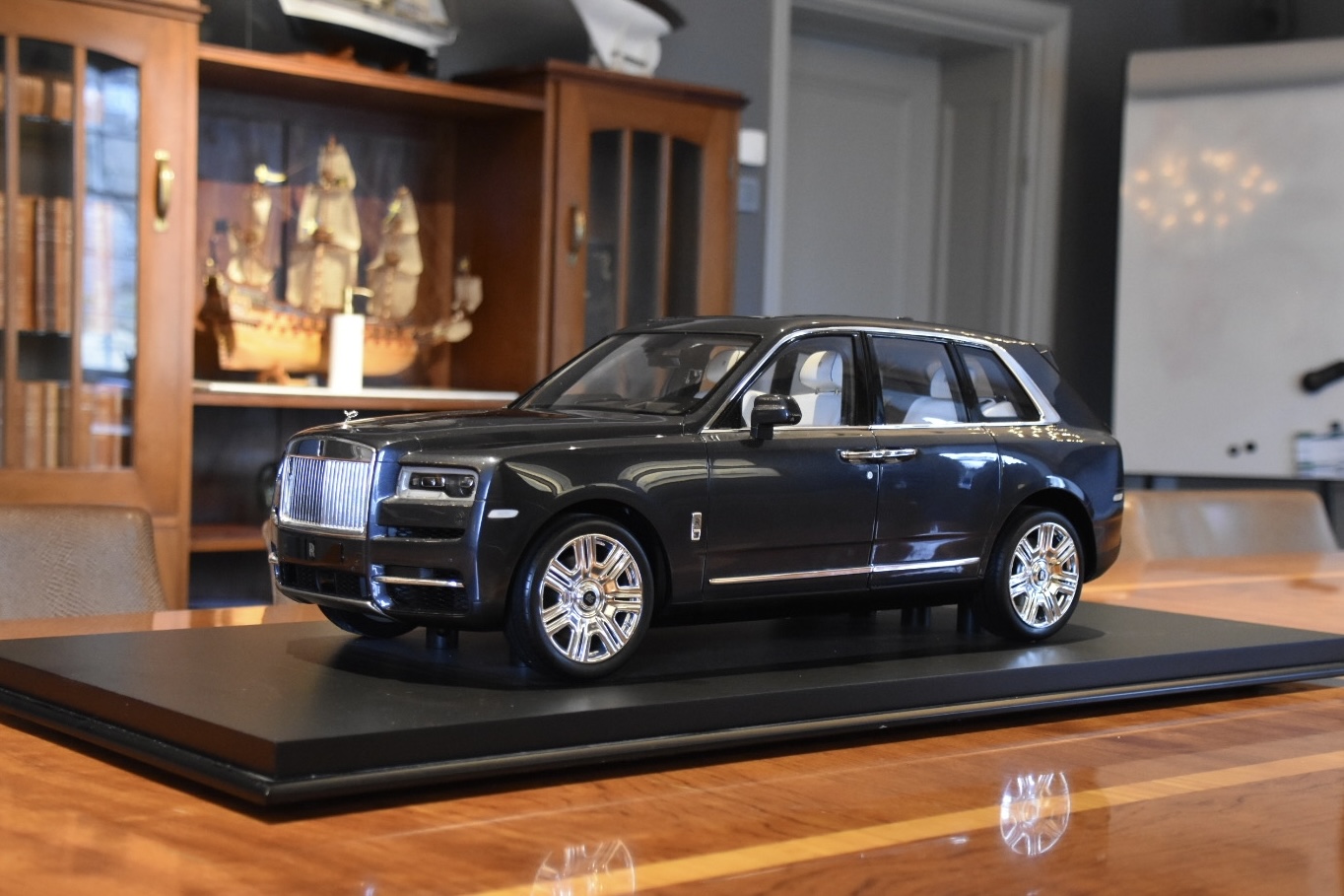ROLLS-ROYCE CULLINAN 1:8 SCALE MODEL