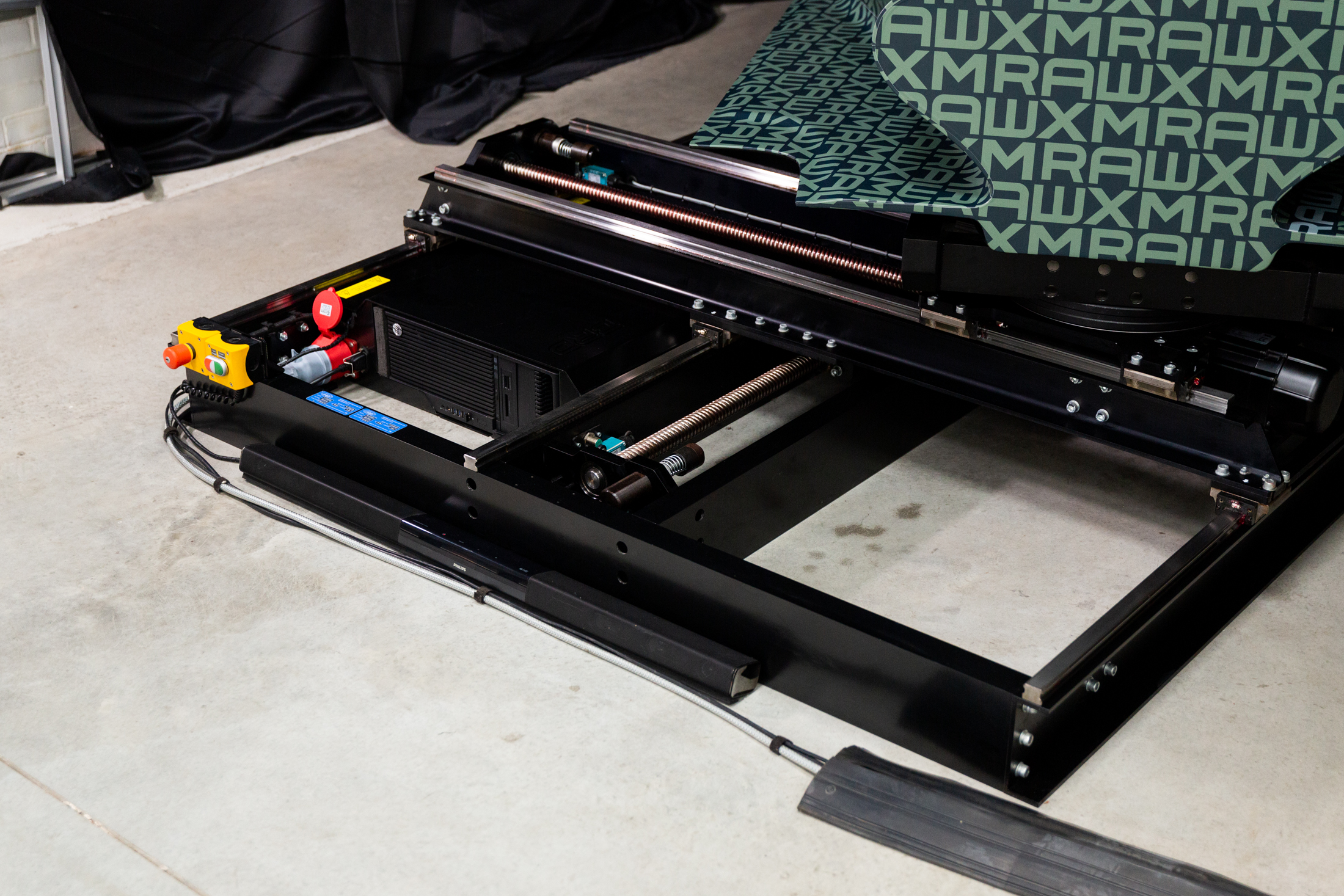 BRD SIMCELL AND V1-500 MOTION SIMULATOR - PRO DRIVER TRAINER