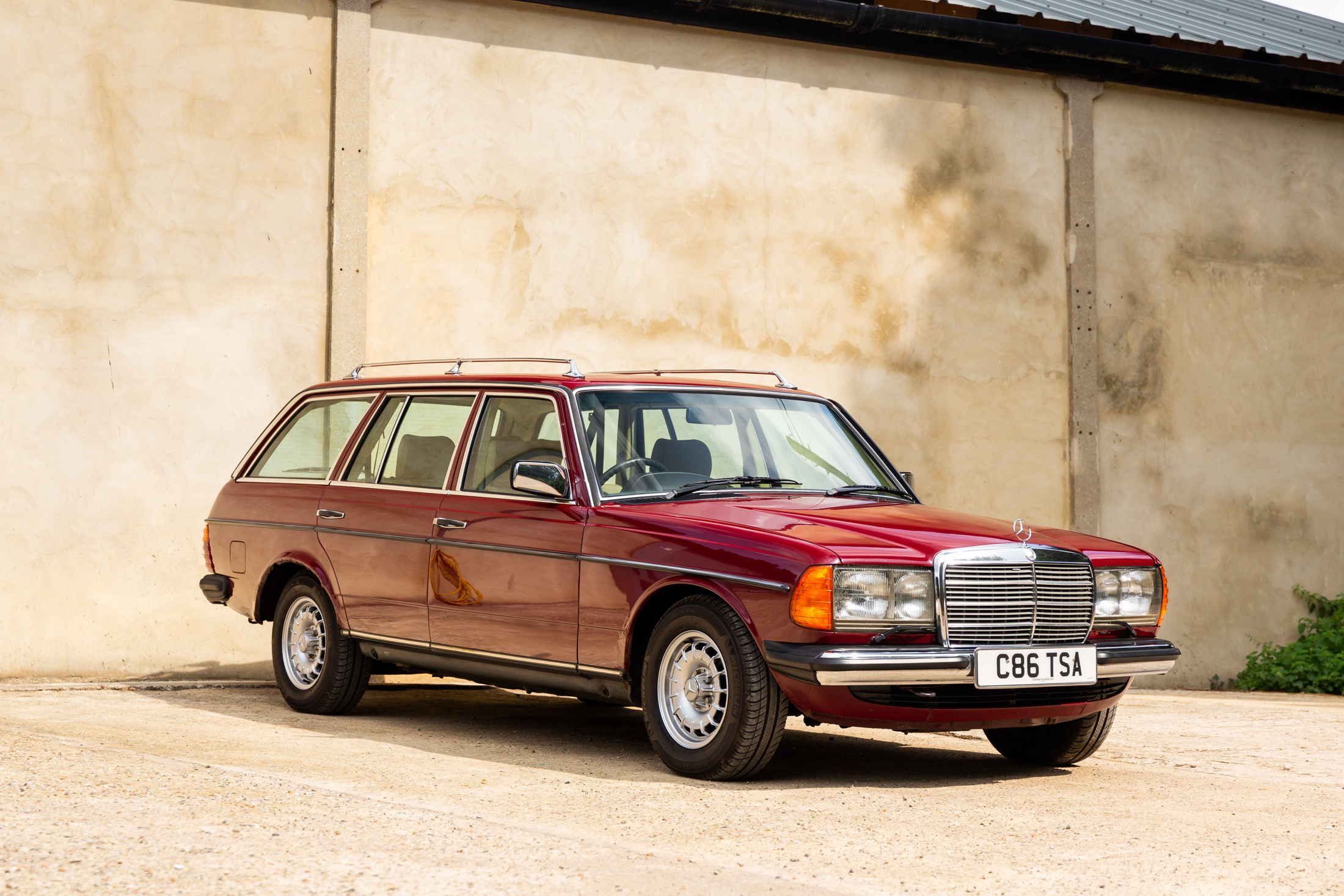 Luxus Mercedes Kombi W123 Bild