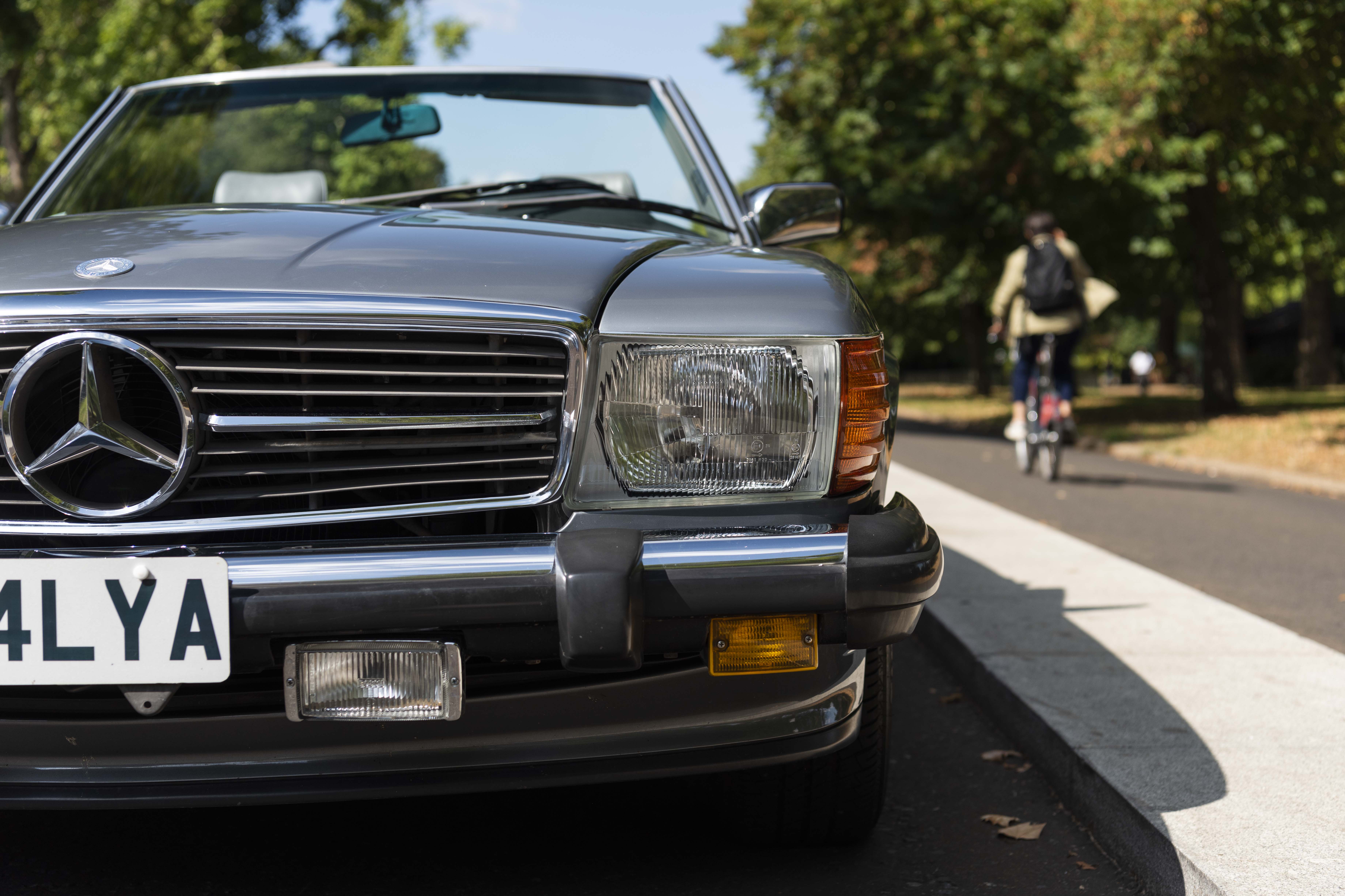 1989 MERCEDES-BENZ (R107) 560 SL