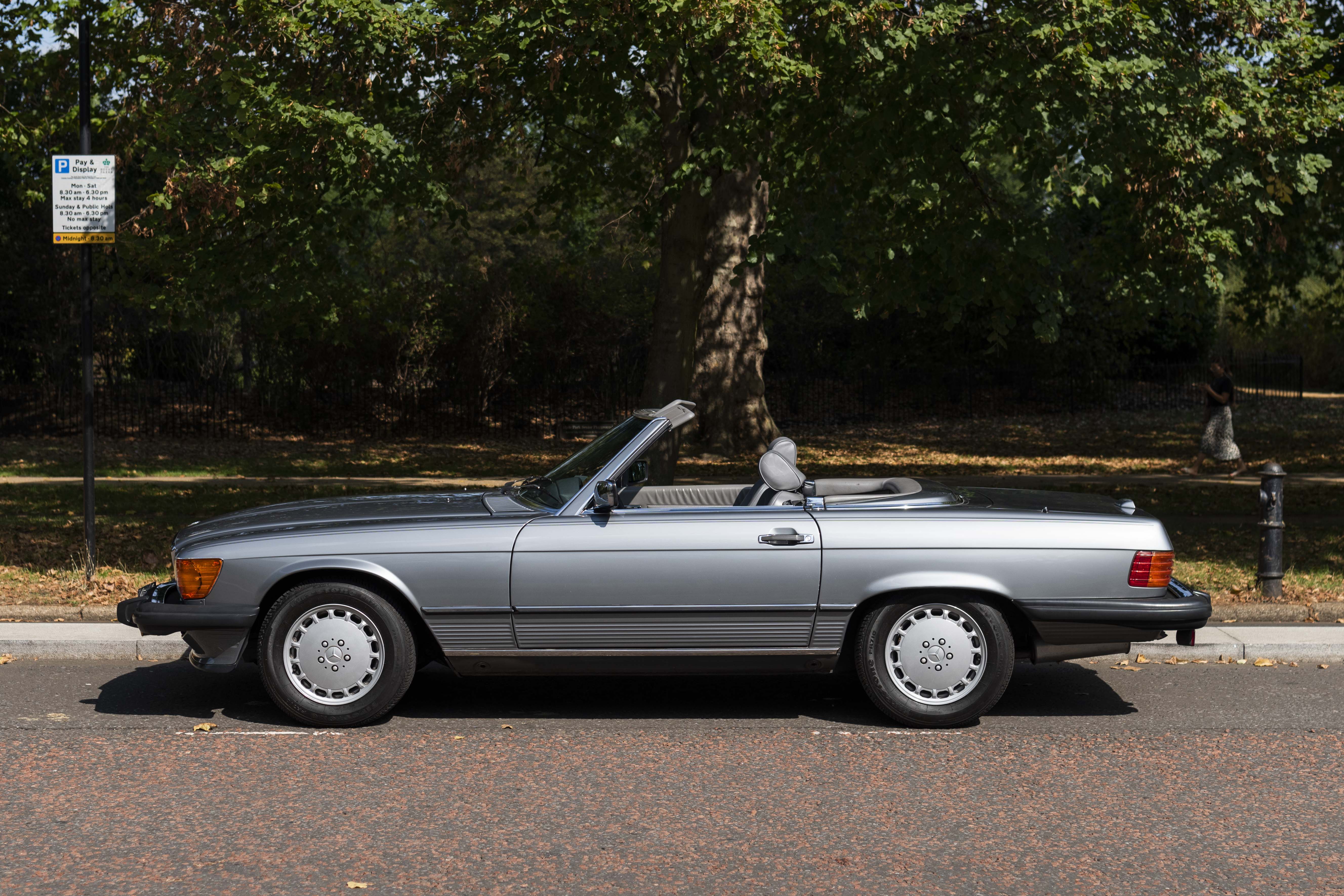 1989 MERCEDES-BENZ (R107) 560 SL