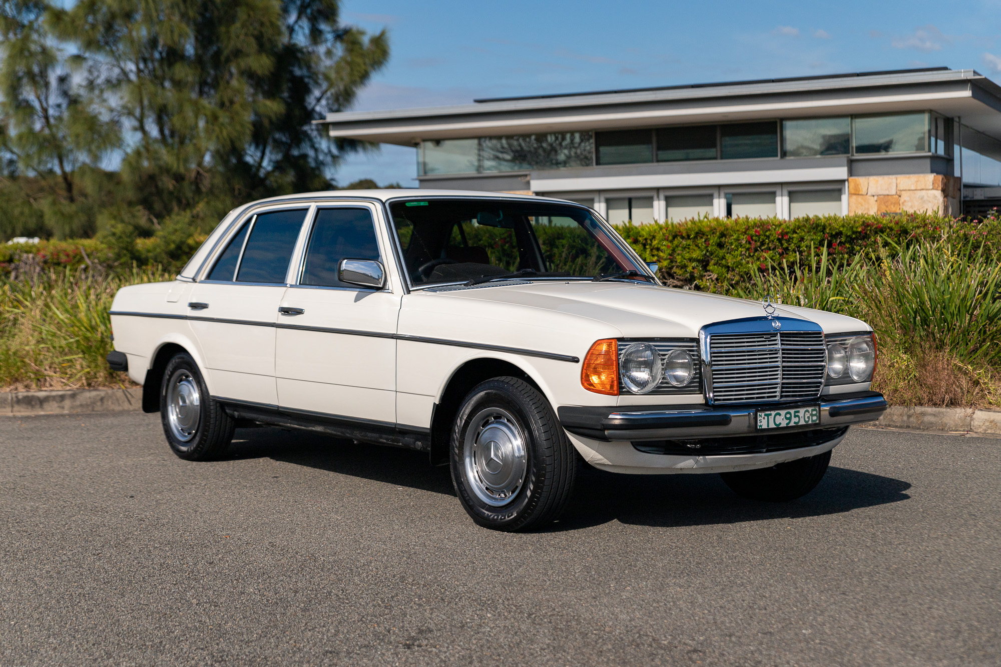 1981 MERCEDES-BENZ (W123) 200
