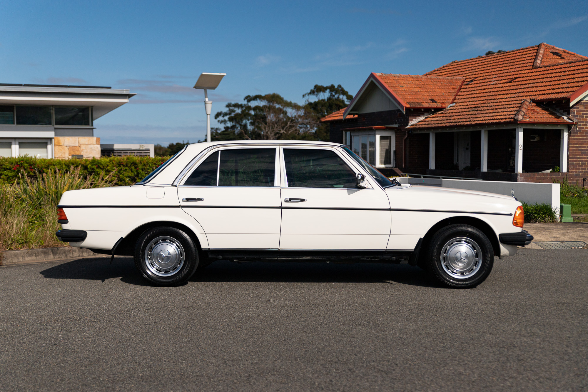 1981 MERCEDES-BENZ (W123) 200