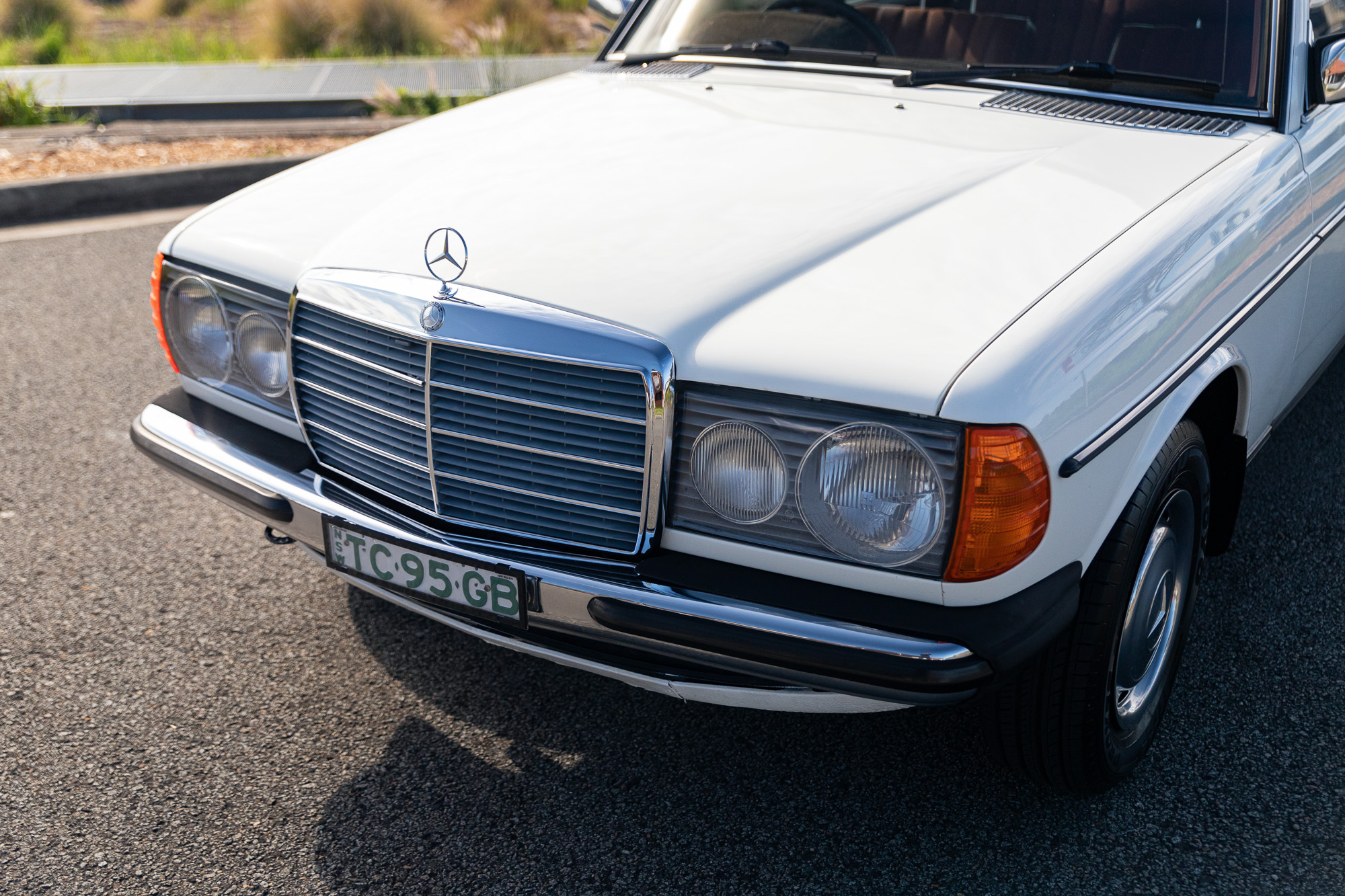 1981 MERCEDES-BENZ (W123) 200