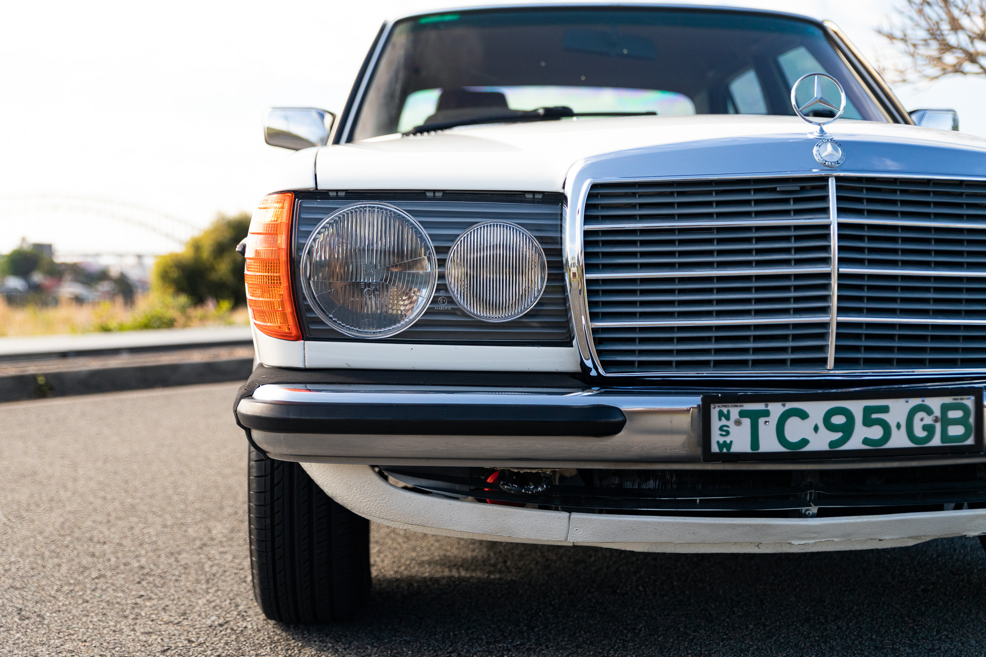 1981 MERCEDES-BENZ (W123) 200