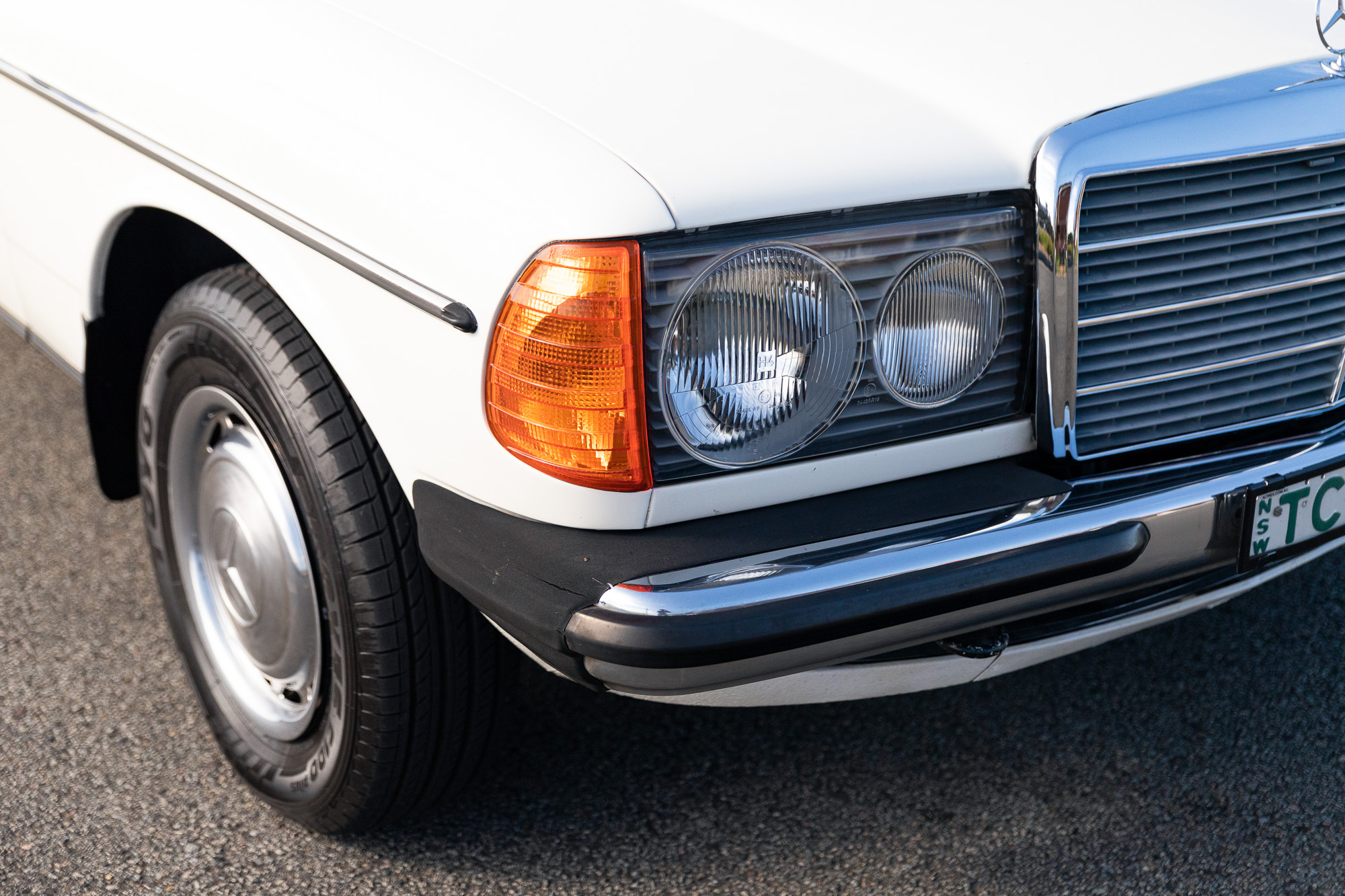 1981 MERCEDES-BENZ (W123) 200