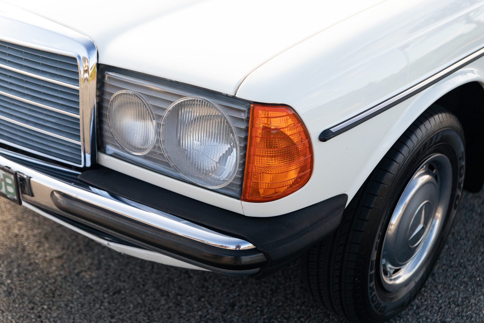 1981 MERCEDES-BENZ (W123) 200