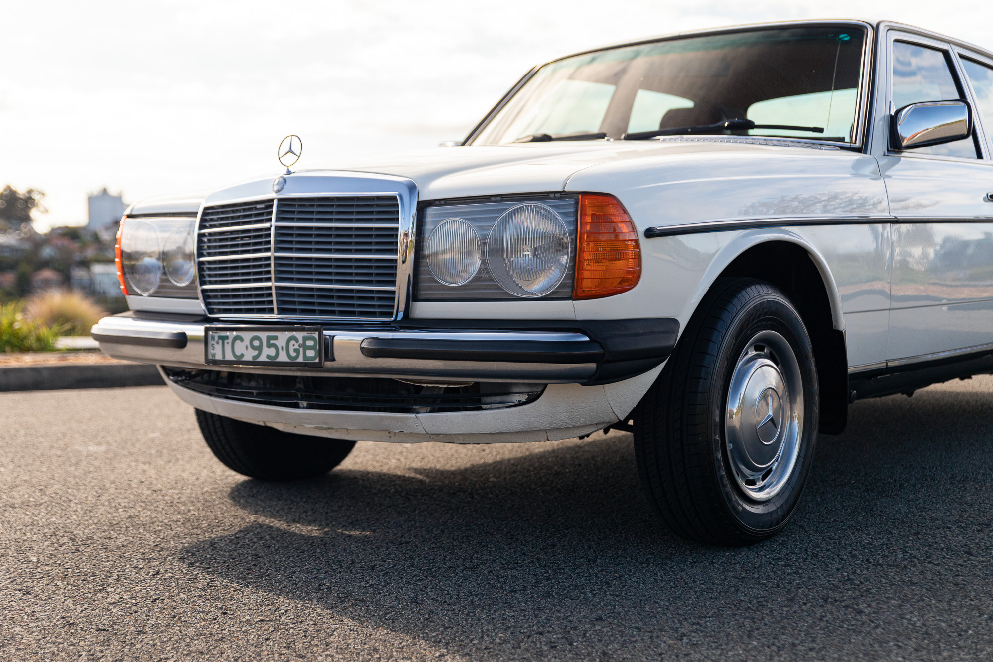1981 MERCEDES-BENZ (W123) 200