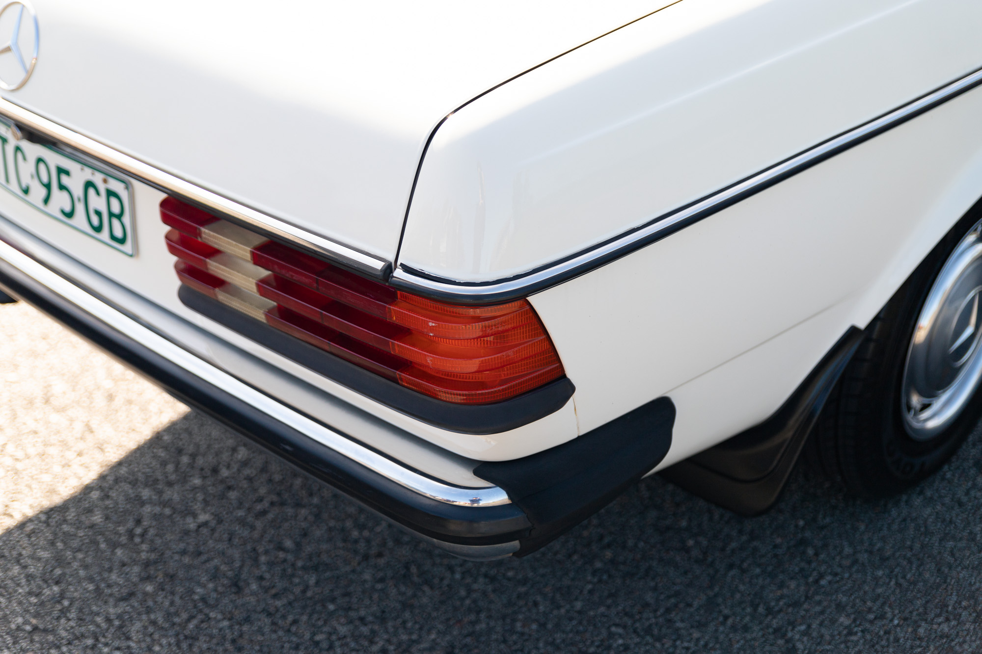 1981 MERCEDES-BENZ (W123) 200