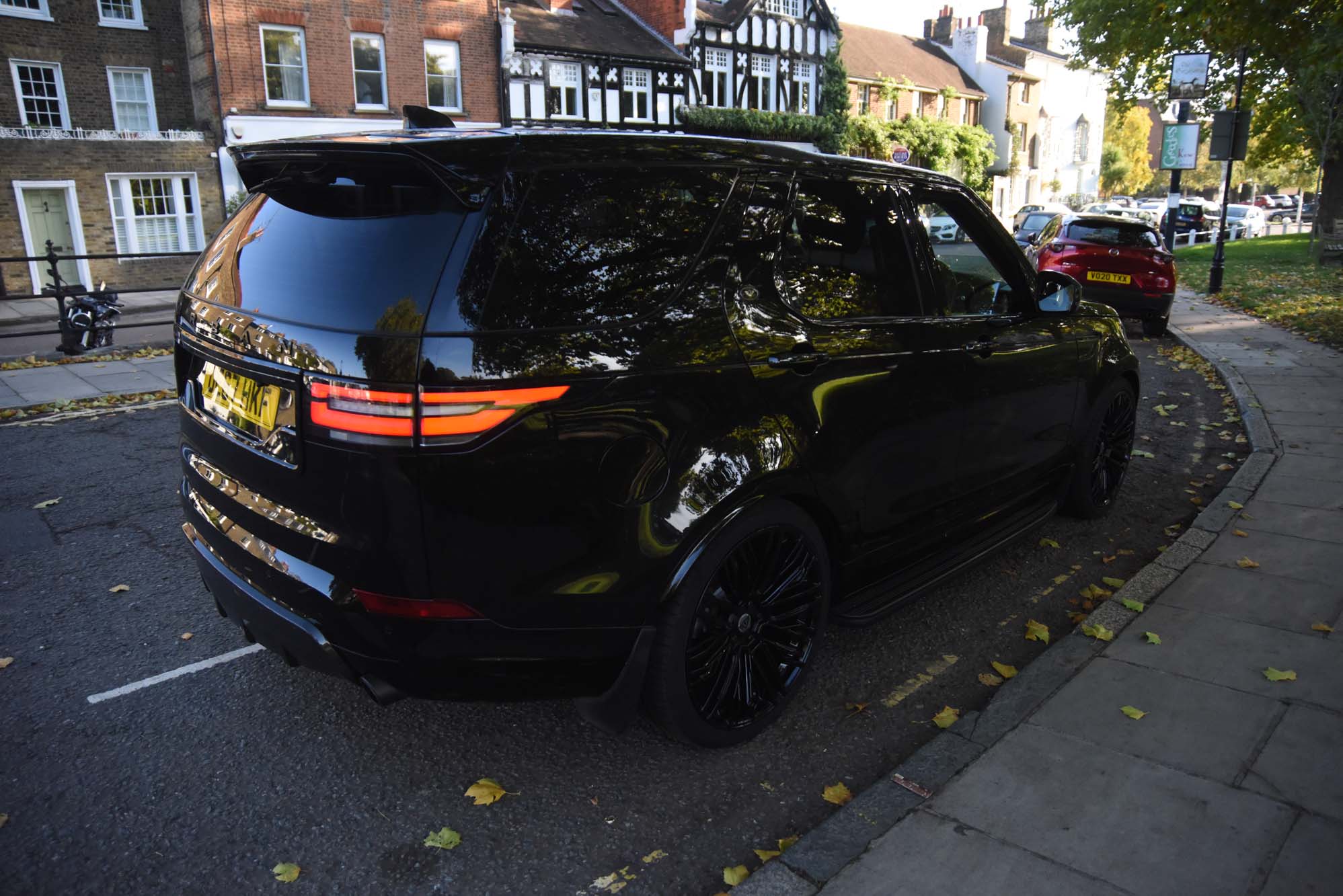 2017 LAND ROVER DISCOVERY HSE BY URBAN AUTOMOTIVE