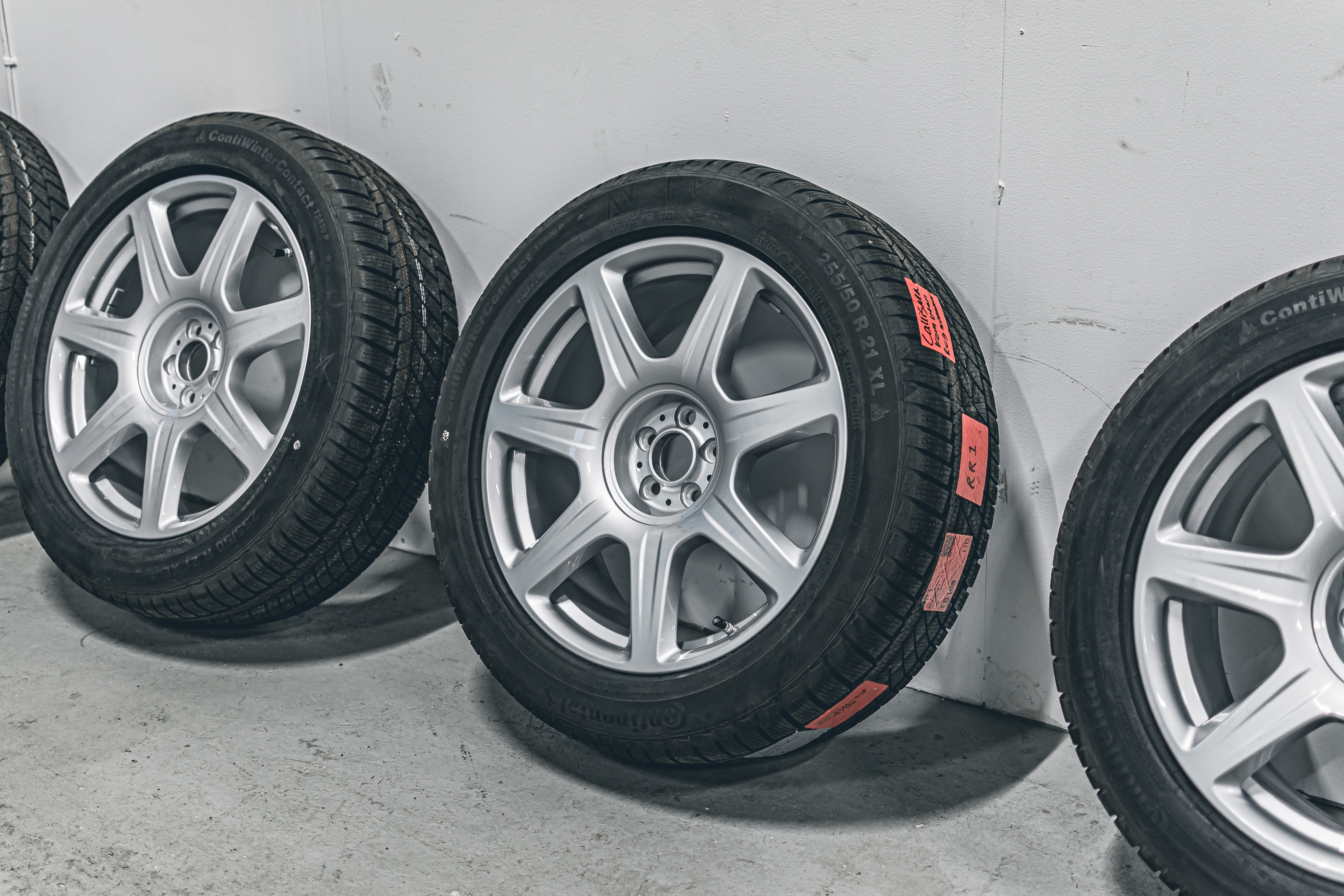 SET OF ROLLS-ROYCE CULLINAN WHEELS AND TYRES