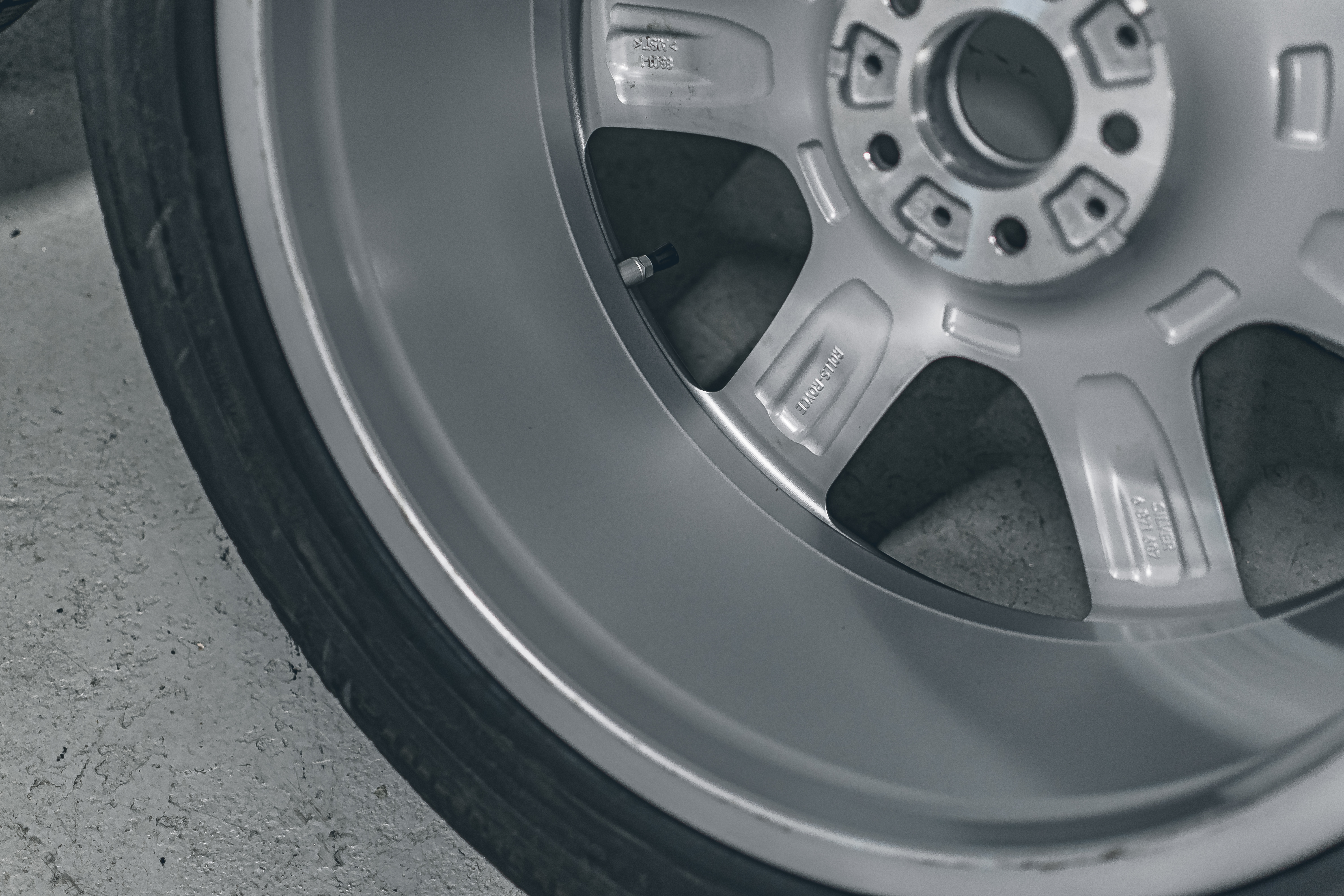 SET OF ROLLS-ROYCE CULLINAN WHEELS AND TYRES