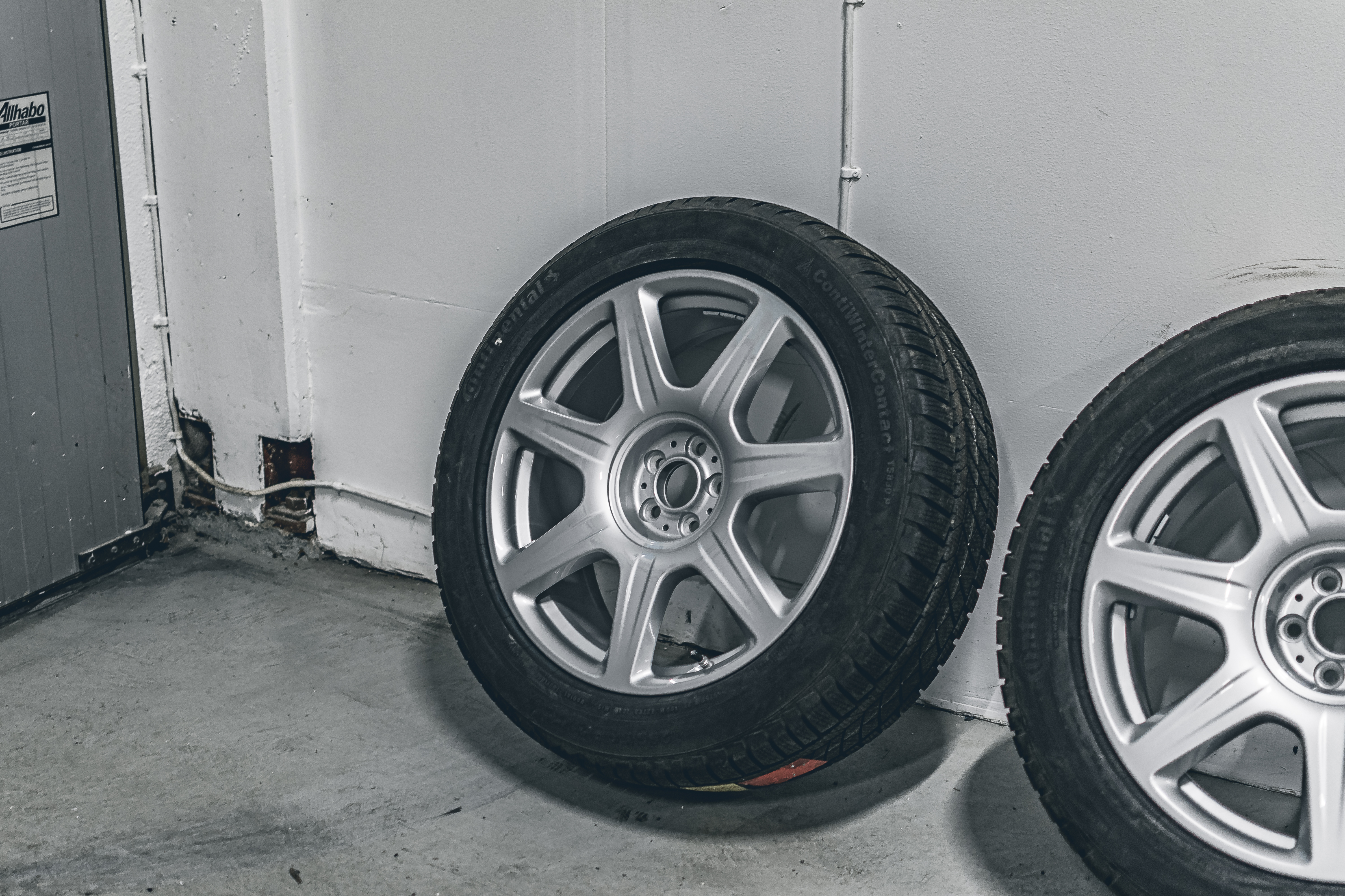 SET OF ROLLS-ROYCE CULLINAN WHEELS AND TYRES