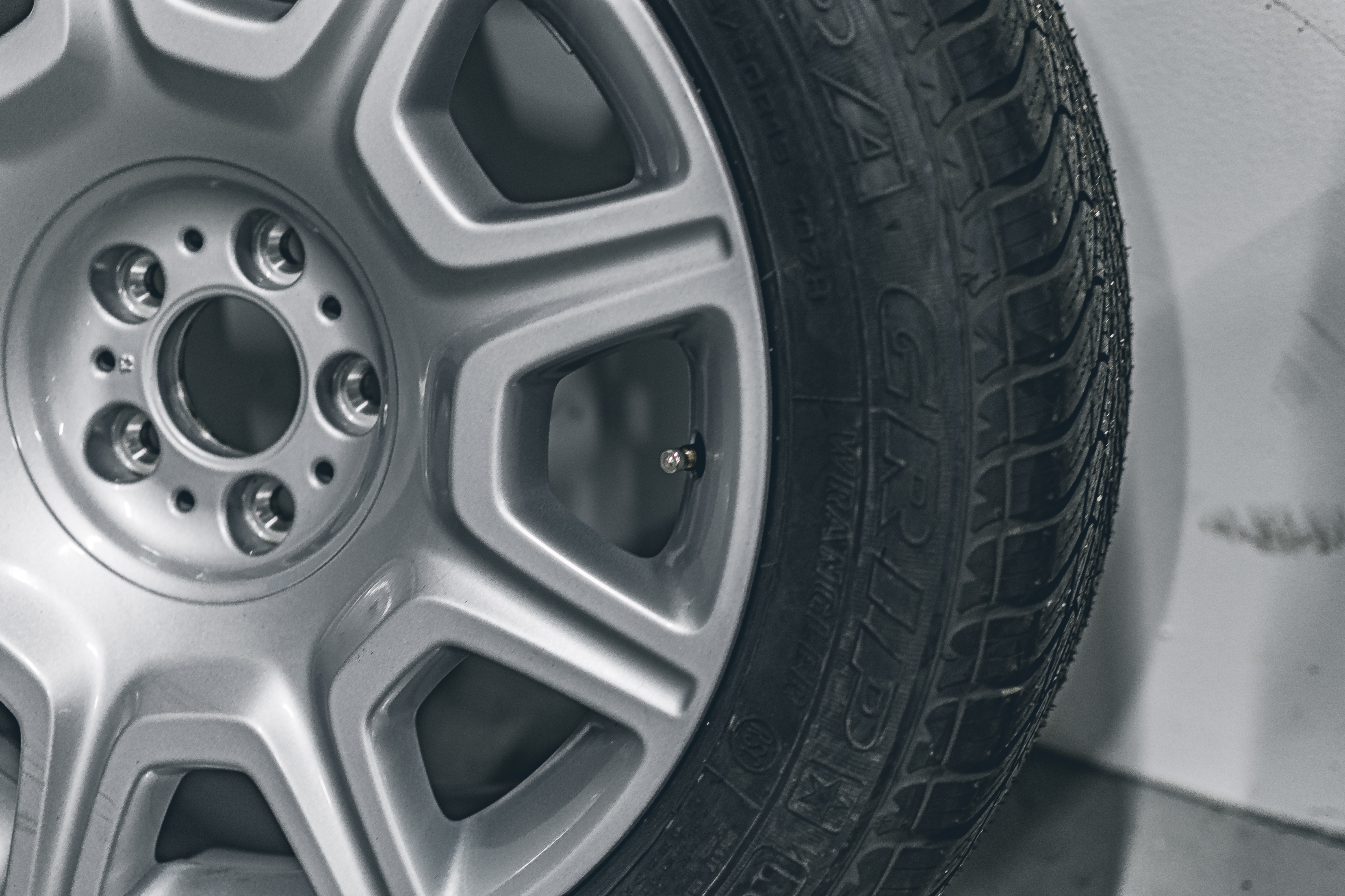 SET OF ROLLS-ROYCE GHOST SERIES I WHEELS AND TYRES