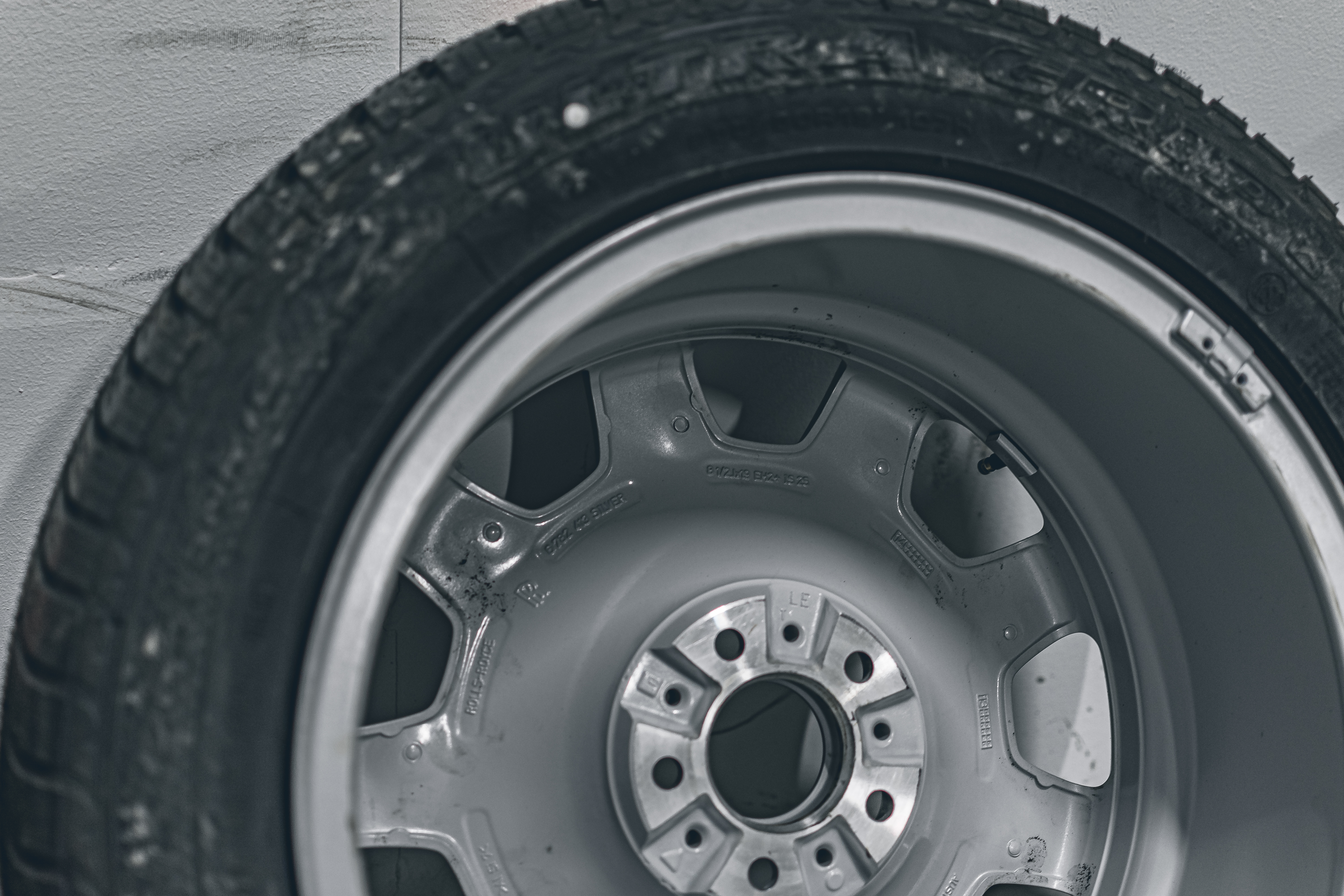 SET OF ROLLS-ROYCE GHOST SERIES I WHEELS AND TYRES